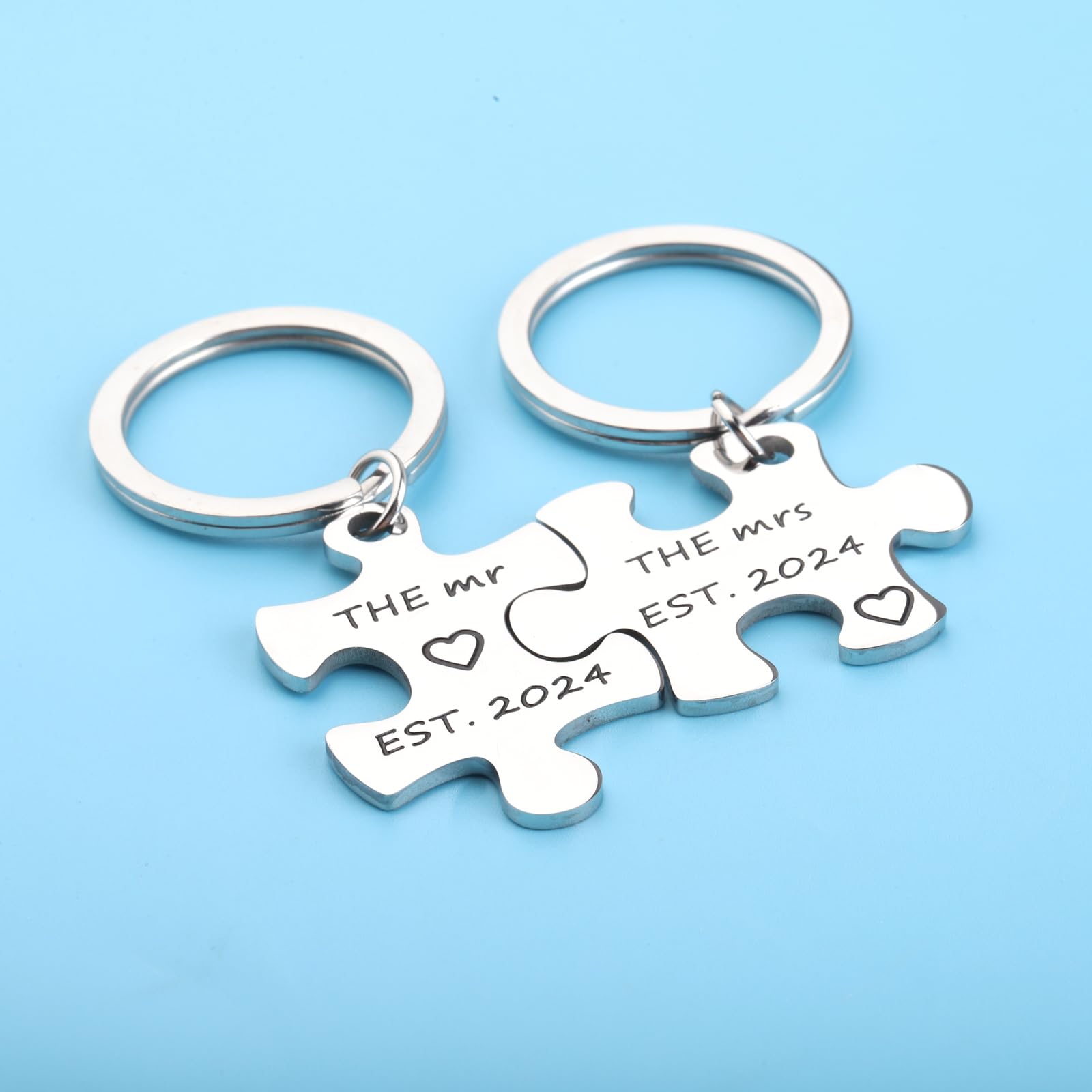 FUSTMW Couple Wedding Gifts Mr Mrs Est 2024 Keychain Set Newlyweds Gifts Wife Husband Engagement Gifts (Silver)