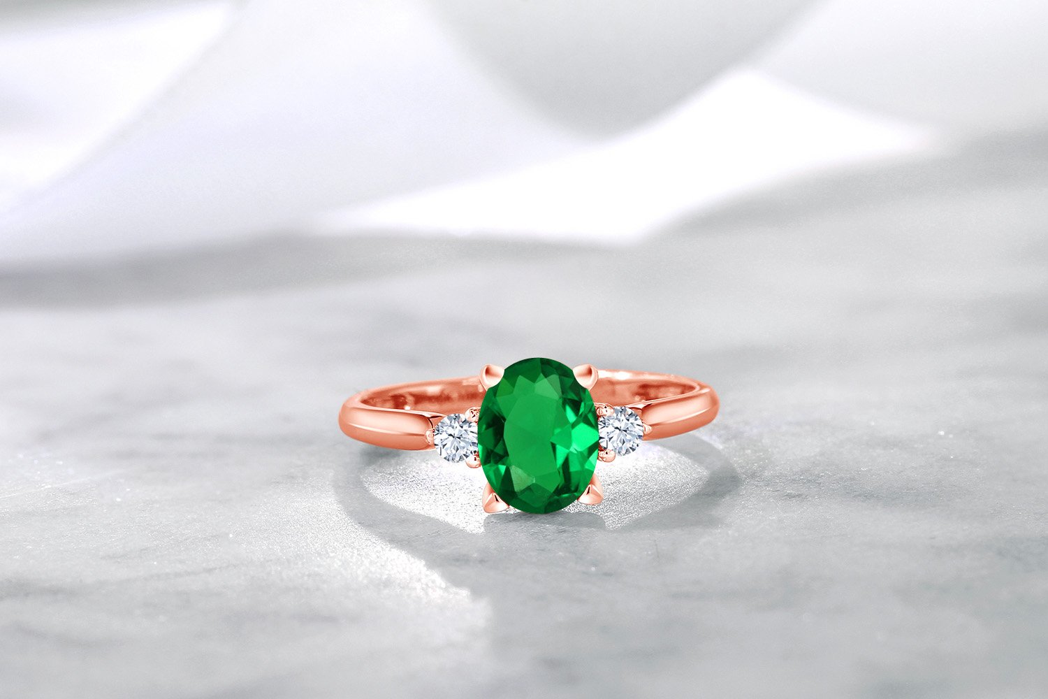 Gem Stone King 10K Rose Gold Green Simulated Emerald and White Created Sapphire 3-Stone Ring For Women (1.10 Cttw, Available In Size 5, 6, 7, 8, 9)