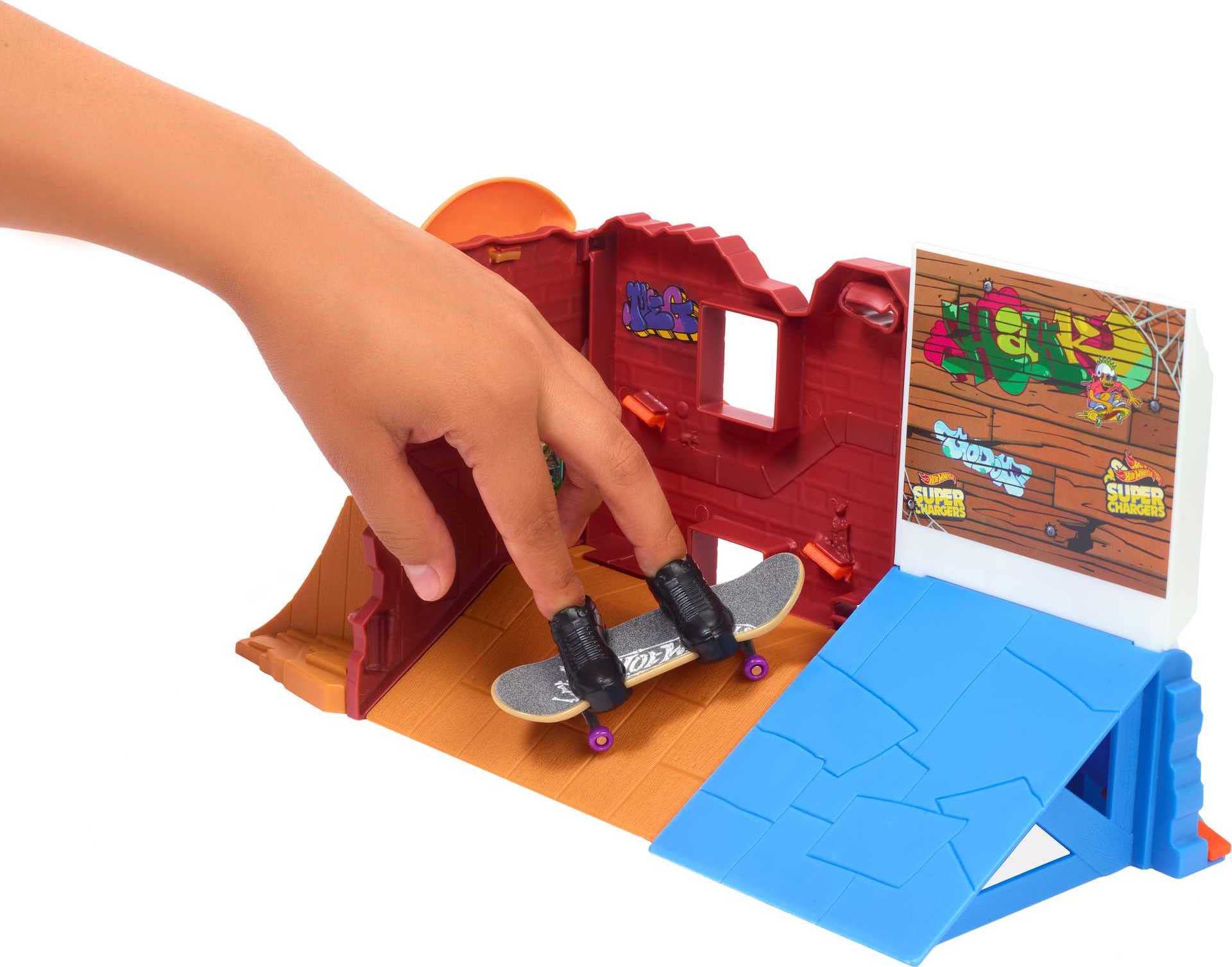 Hot Wheels Skate - Skatepark - Exclusive Board and Shoes (Donut Skatepark)