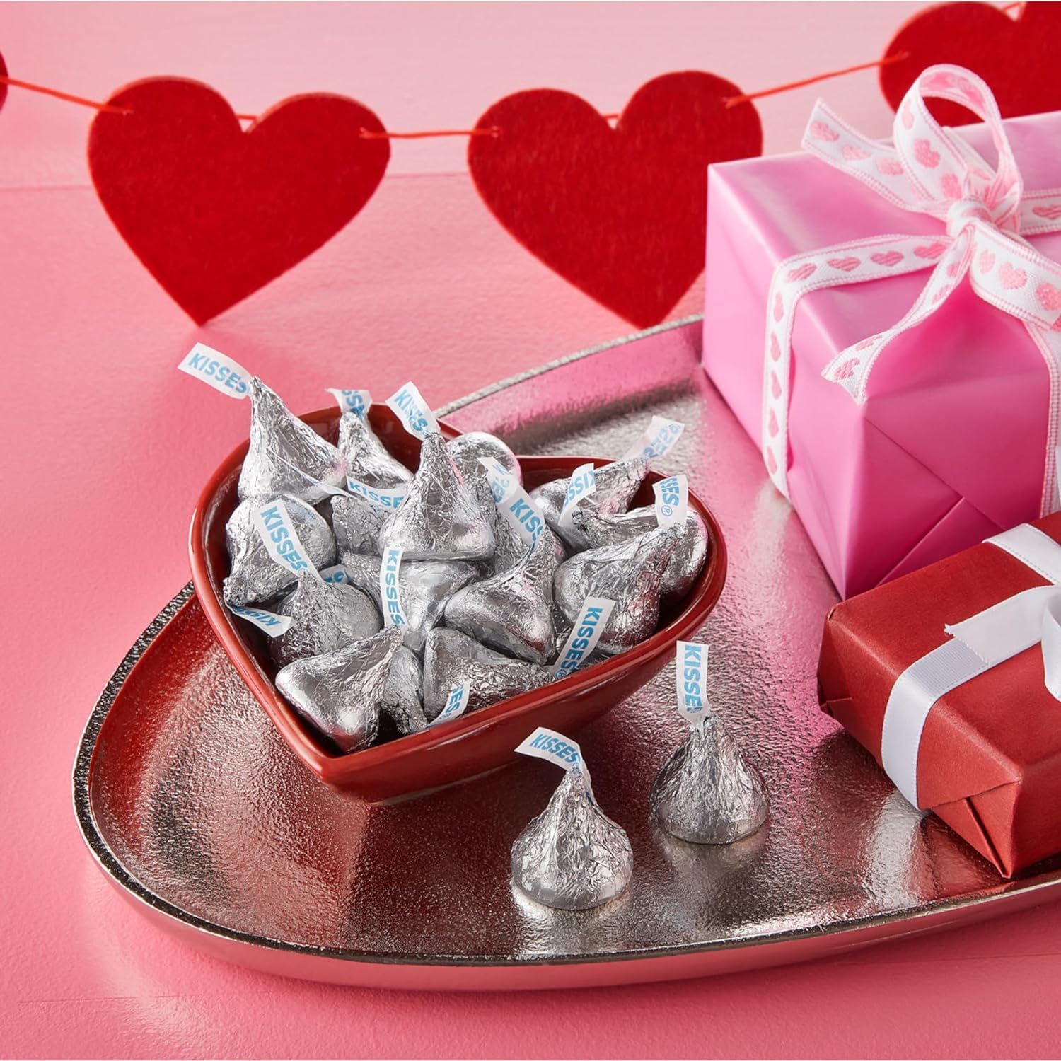 Hershey's Kisses Milk Chocolate Candy in Silver Foils β 280 Pieces (3 Pounds) Bulk Party Pack Individually Wrapped