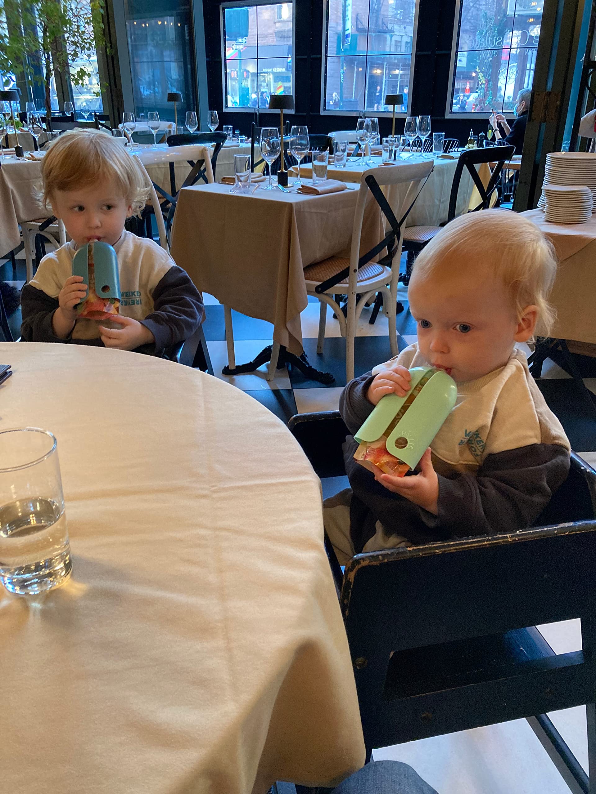 HÅLLIS The Swedish Squeeze Pouch Holder - The Baby Product You Didn't Know You were Missing - Enjoy a Snack on The go - No More Messy Clean-ups - Fits Most Squeeze Pouches - Twin & Tripple Pack Also
