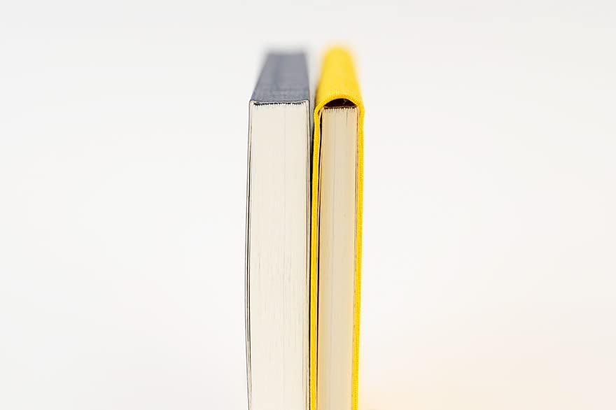 Hobonichi Techo Weeks Mega [Japanese/Wallet-Size/January 2023 Start] Sneaker: Vermilion