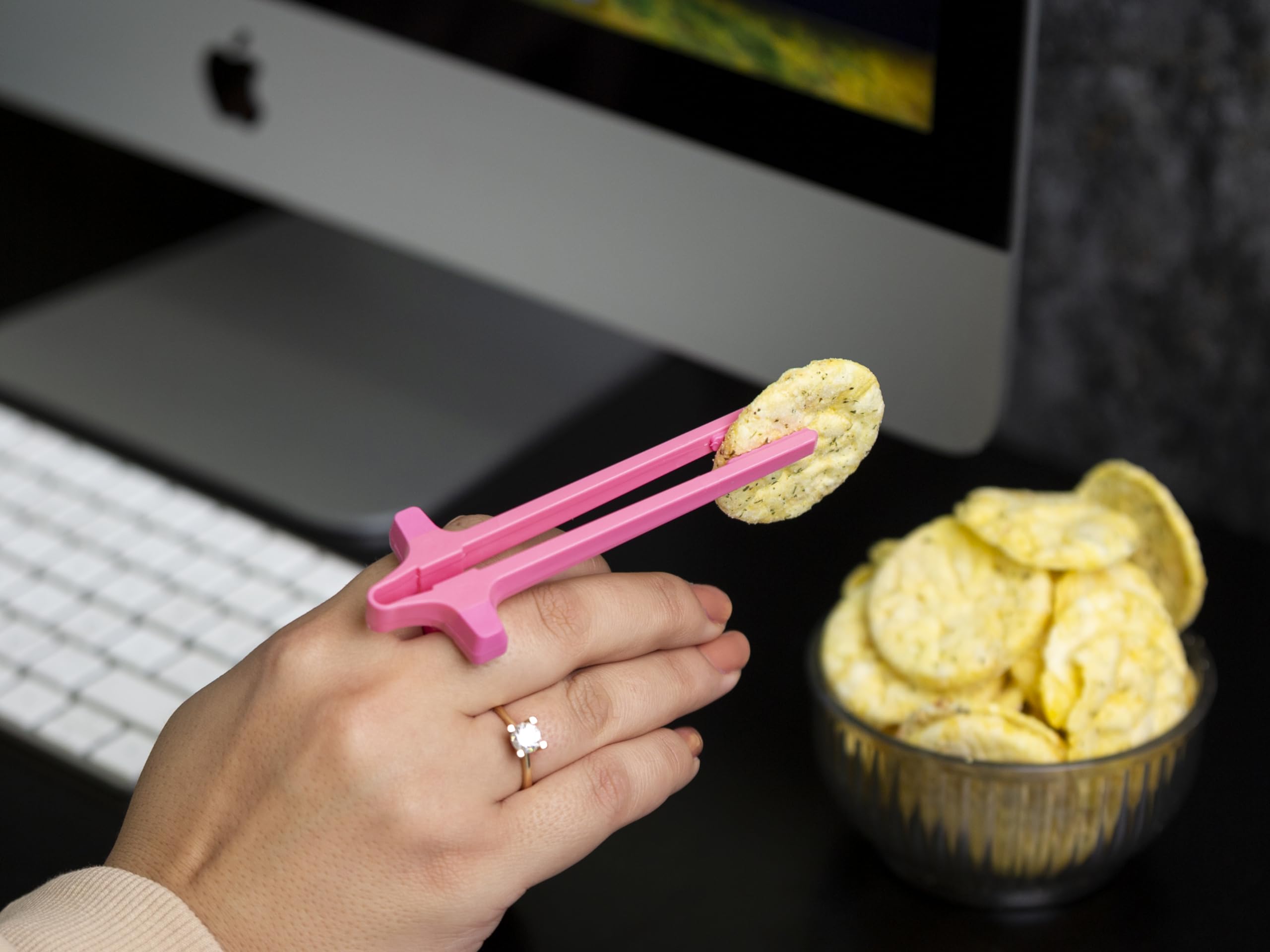 isnack PRO Finger Chopsticks for Gamers - 4 PCS Gamer Chopsticks, Snack Grabber, Chips Chopsticks, Snack Chopsticks for Gamers, Chip Chopsticks, Snack Chopsticks, Chopsticks Helper (4 X isnack Pro)