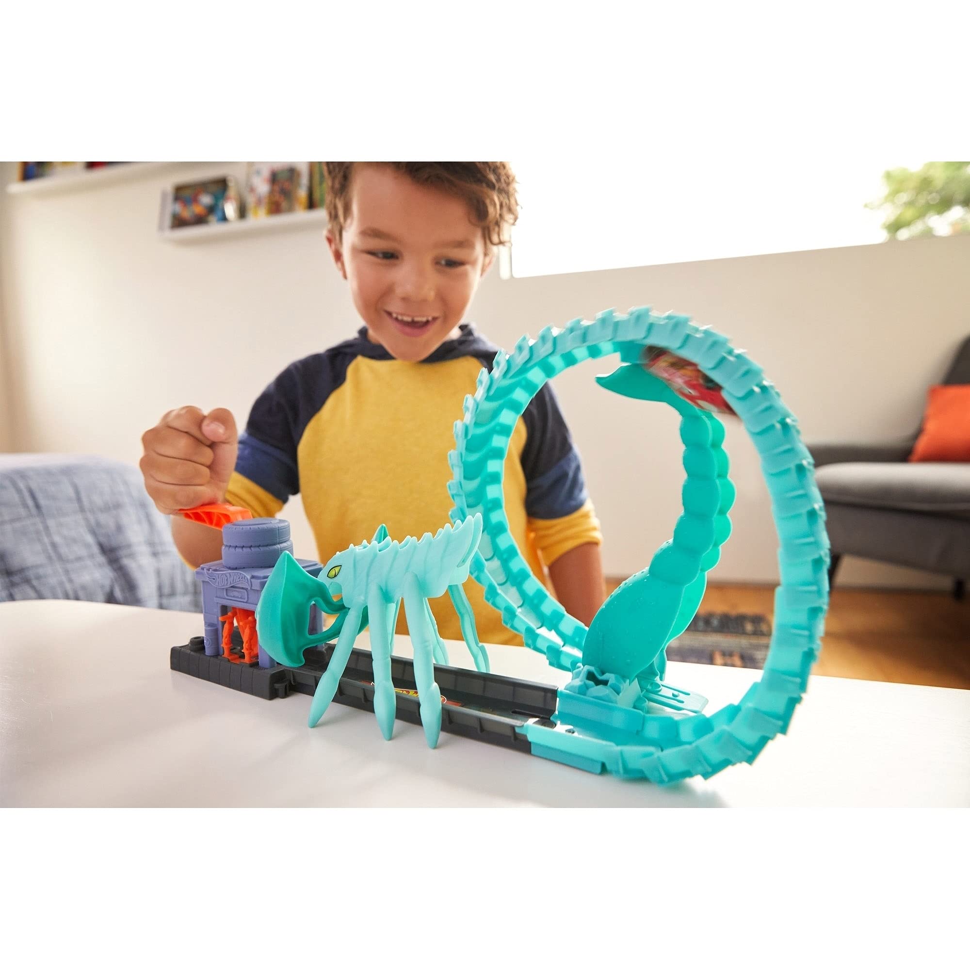 Hot Wheels Toxic Scorpion Attack Play Set for Kids 4 to 8 Years Old with One 1:64 Car, Nemesis Has Moving Claws Challenge & The Loop Tail Can Unroll into a Straight Track