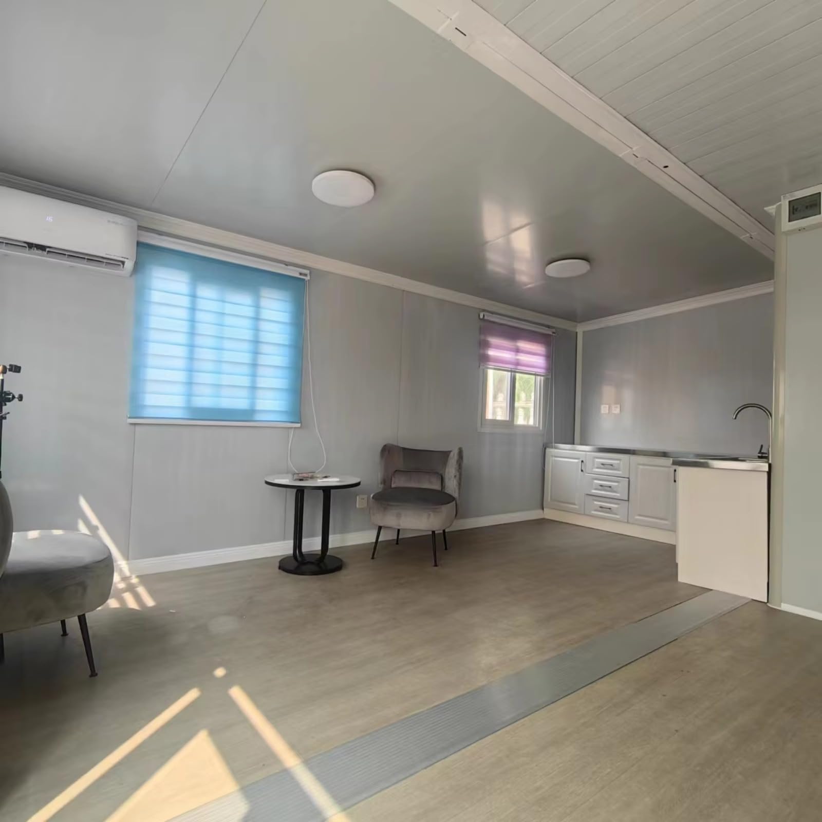 Luxury 40ft Expandable Container Home–Prefabricated Design with 3 Bedrooms, Glass Sliding Windows,Ideal for Emergency Housing and Recreational Use in Various Locations