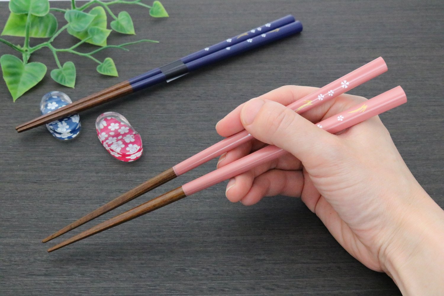 Ishida Chopsticks, Made in Japan, Black/Pink, Product Size: Chopsticks: 9.1 inches (23 cm), 8.3 inches (21 cm), Chopsticks Rest: 1.8 x 1.0 x 0.2 inches (4.5 x 2.5 x 0.7 cm)
