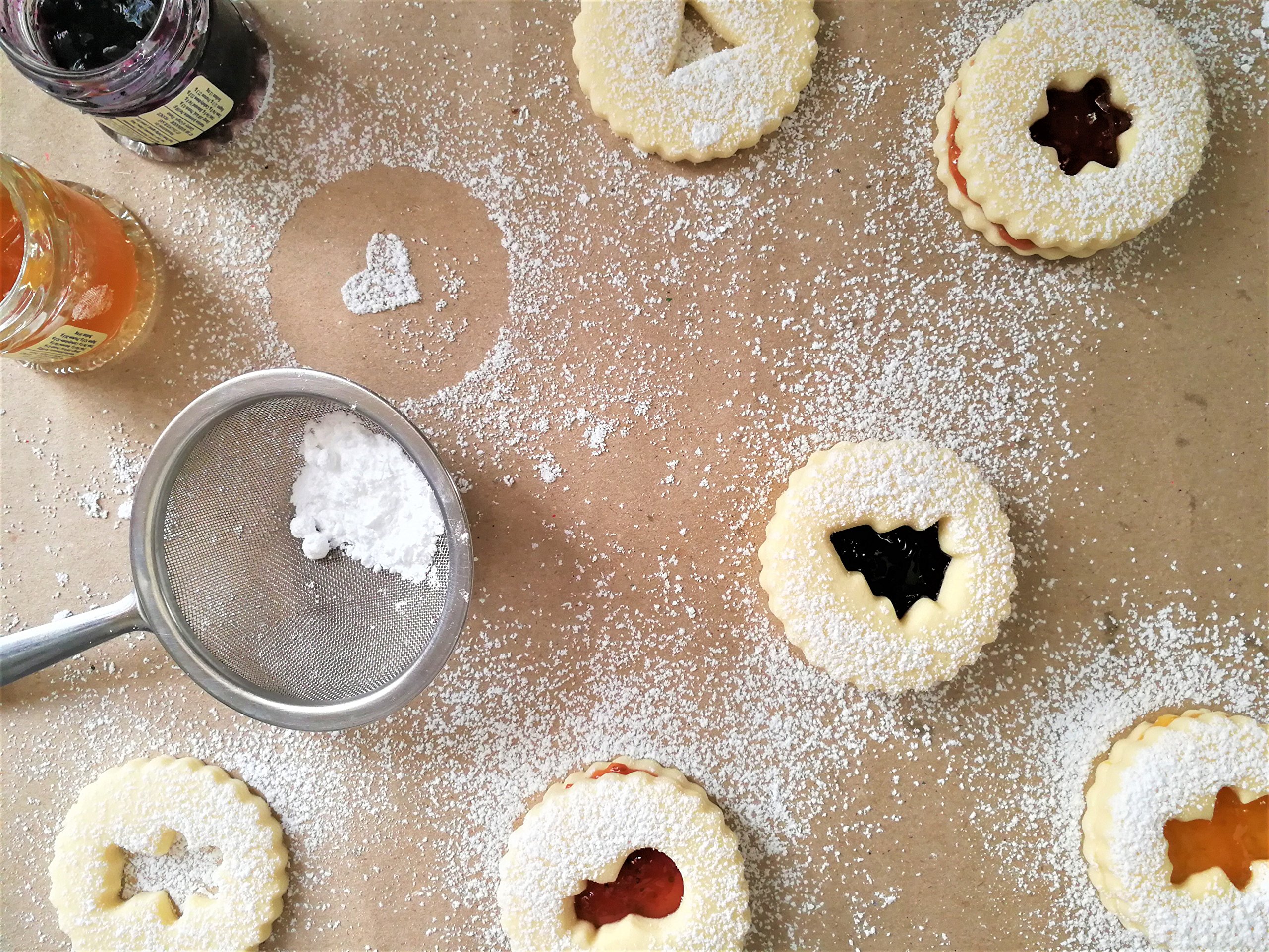 JOKUMO 11 Piece Round Linzer Cookie Cutter Set – High Grade 430 Stainless Steel - with Storage Tin