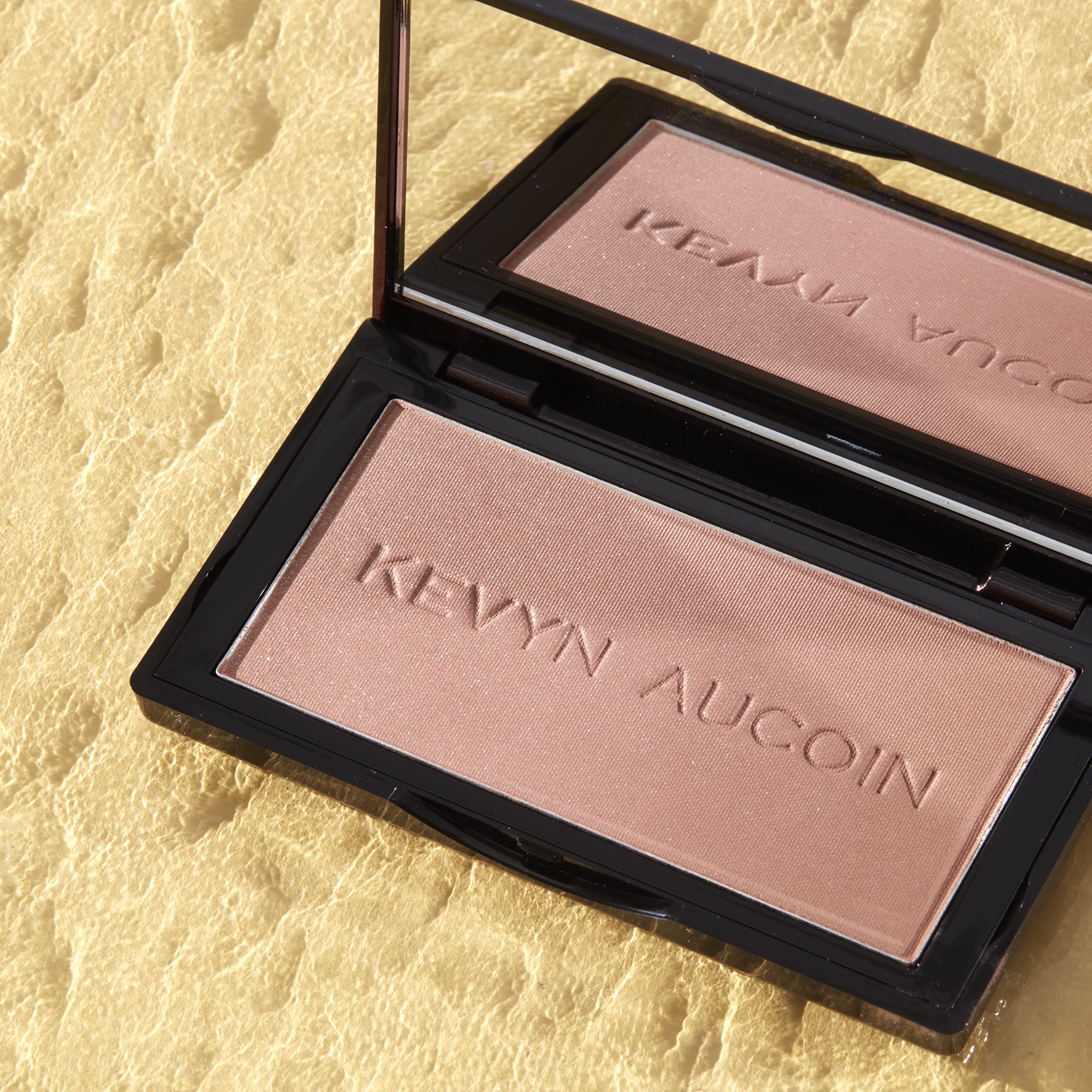 Kevyn Aucoin The Neo-Bronzer, Sunrise Light: 3 in 1 makeup palette. Highlighter, blush & bronzer in one smooth gradient makeup compact. Shimmer & matte in light, medium & deep. Sun-kissed to bronzed.