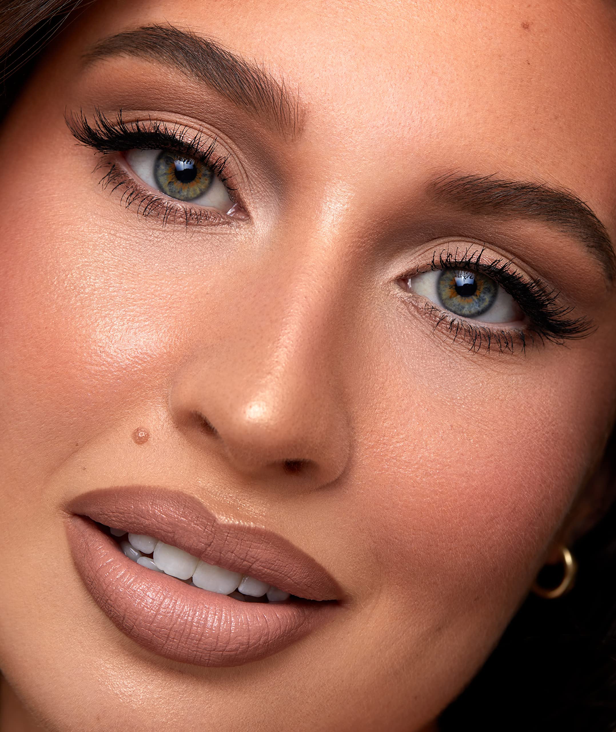 Kevyn Aucoin Indecent Mascara, Black: Thin cone-shaped brush. Creamy lash condition formula. Dramatic and natural look. Long wear. Clump & flake-free. Pro makeup artist go to for defined fuller lashes