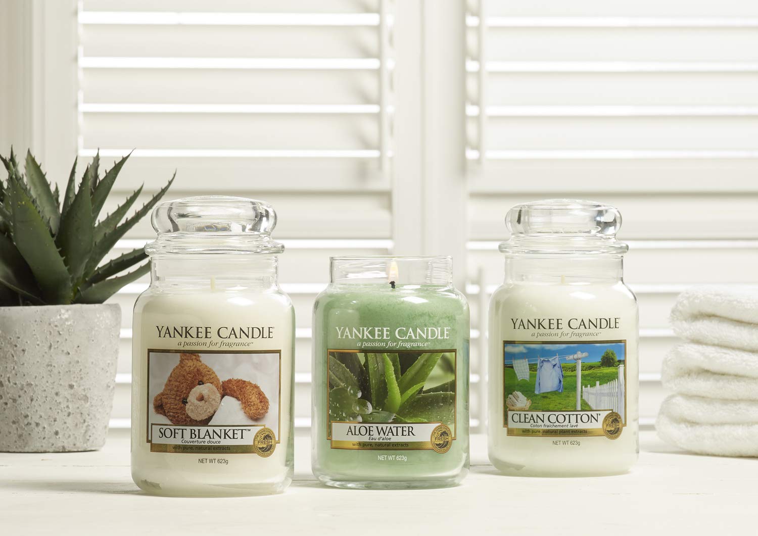YANKEE CANDLE All is Bright Small Jar Candle, White