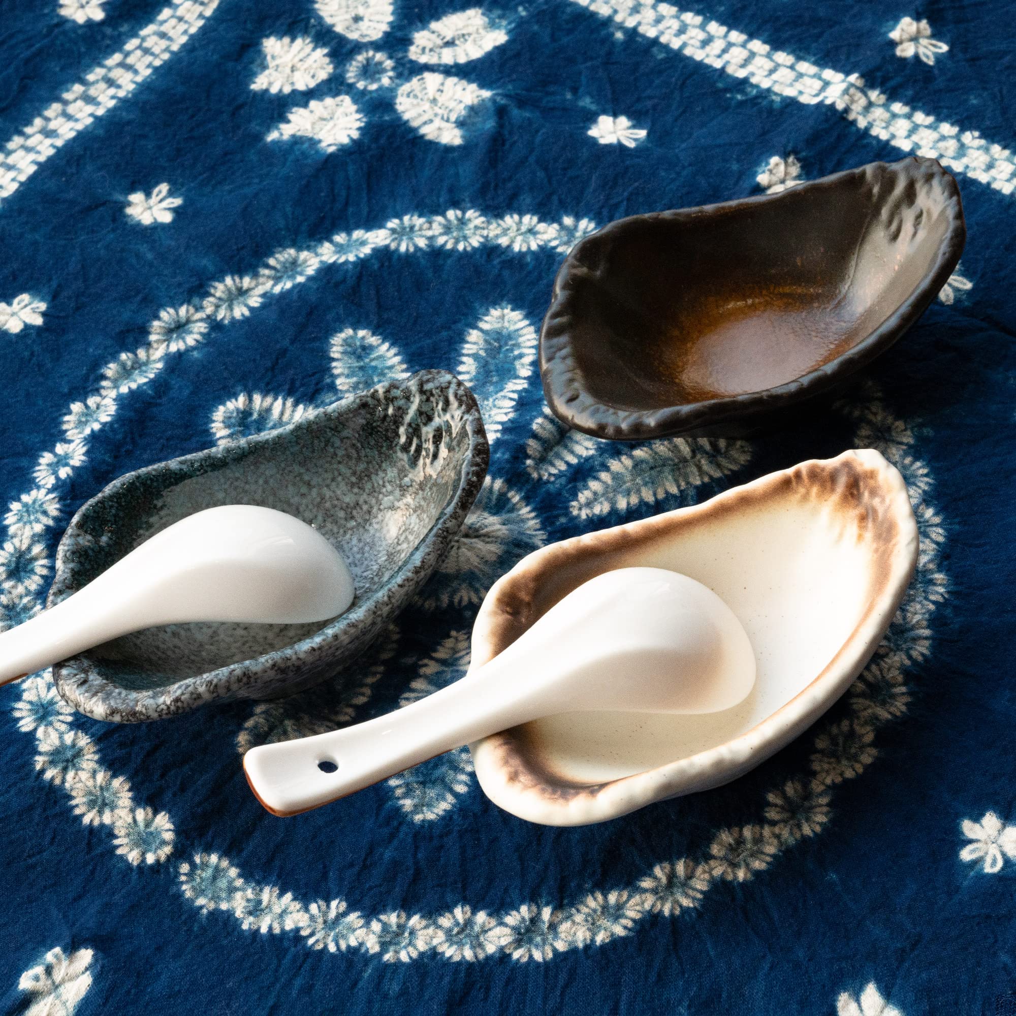 LINXUXIE Ceramic Spoon Rest for Stove Top, 3 PCS Shell-Shaped Stable Glaze Sauce Tray Fruits Dish Porcelain Utensil Spoon Holder for Kitchen Counter Dining Table Decor Easy Clean (NO.1)