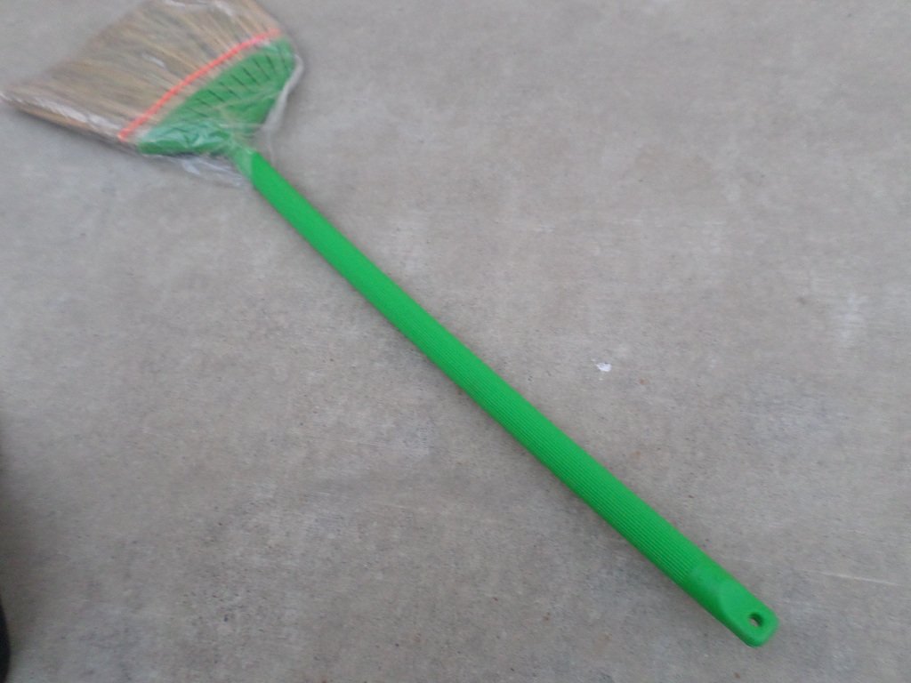 Vietnamese Soft Fan Straw Broom with Green Plastic Tube Handle (chổi lúa) 41 inch