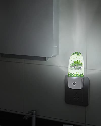 RisQiten St. Patrick's Day Night Light, LED Plug in Night Light, Green Truck Gold Lucky Clover Night Lights with Dusk to Dawn Sensor Decorative Kids/Adults Nightlight for Bedroom Bathroom