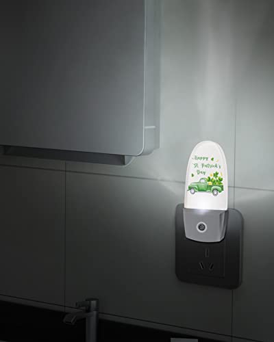 RisQiten St. Patrick's Day Night Light, LED Plug in Night Light, Green Truck and Lucky Clover Gold Night Lights with Dusk to Dawn Sensor Decorative Kids/Adults Nightlight for Bedroom Bathroom