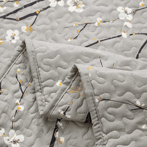 UOZZI BEDDING California King Reversible Quilt Set Oversized 102x114 Gray Branch Floral Soft Microfiber Lightweight Coverlet Bedspread Summer Comforter Set Bed Cover for All Season (1 Quilt+ 2 Shams)