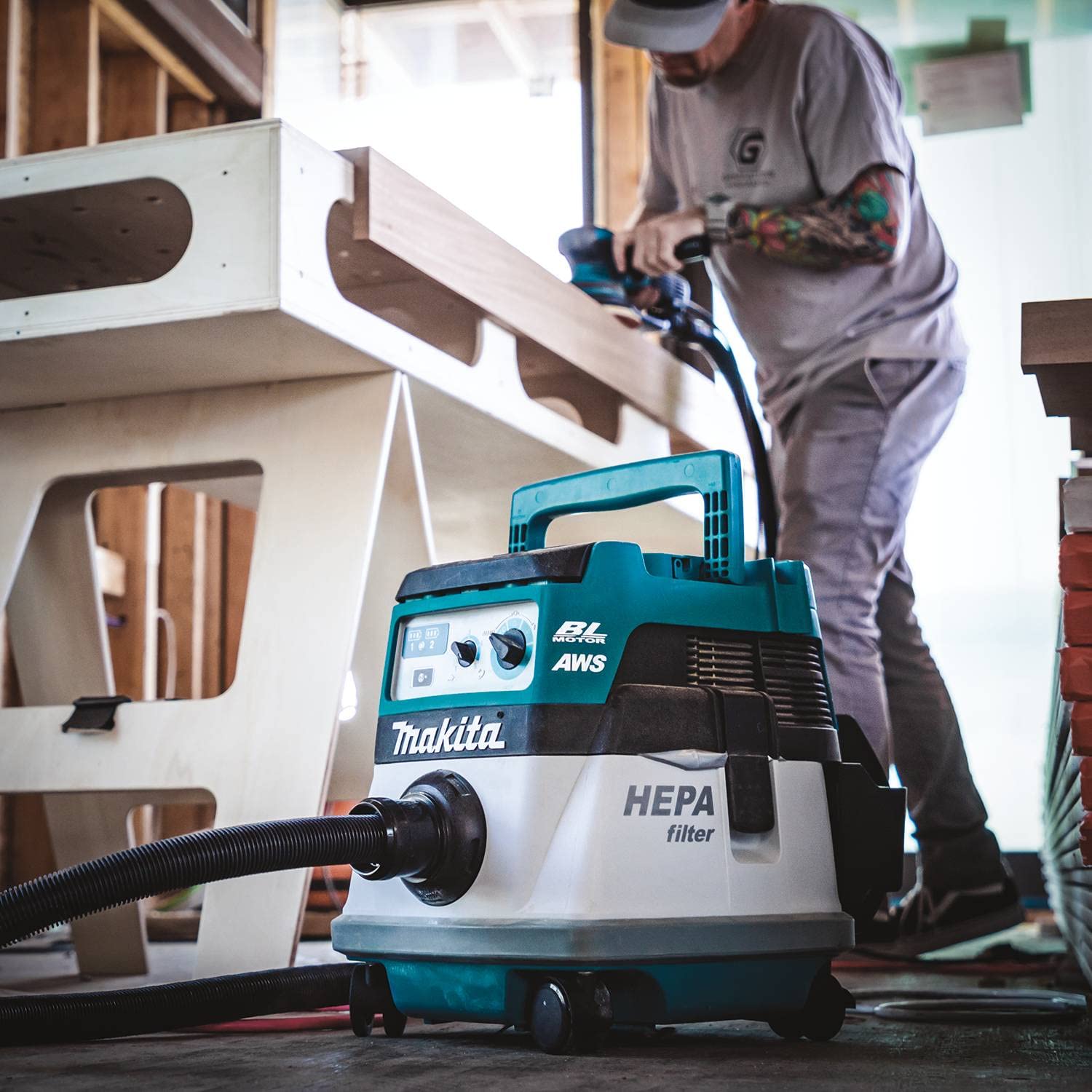 Makita XCV22PTU 36V (18V X2) LXT® Brushless 2.1 Gallon HEPA Filter Dry Dust Extractor/Vacuum Kit, AWS® (5.0Ah)