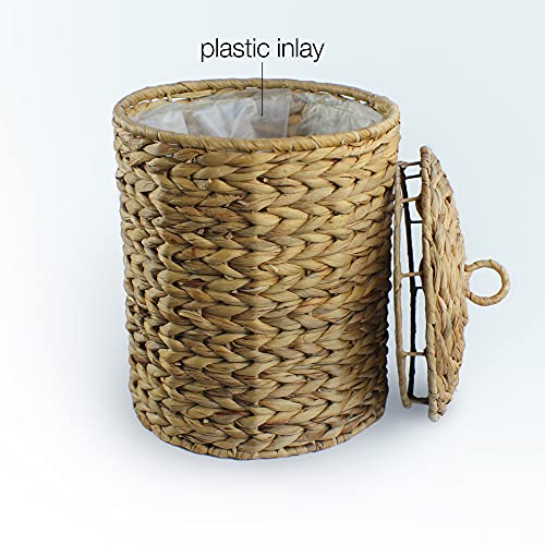 Round Water Hyacinth Wicker Waste Basket with Lid, Trash can Wastebasket, Garbage Container bin with Plastic Inlay - for Bathroom, Kitchen, Bedroom, Home Office Under Desk – Natural/Hand Woven
