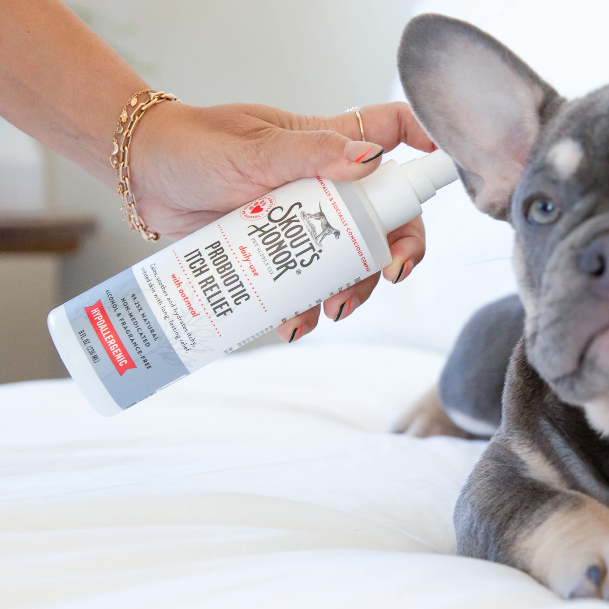 SKOUT'S HONOR Probiotic Itch Relief Spray for Pets - Non-Medicated, Fragrance-Free, Natural, Vegan, Long-Lasting Relief, with Soothing Oatmeal, 8 oz