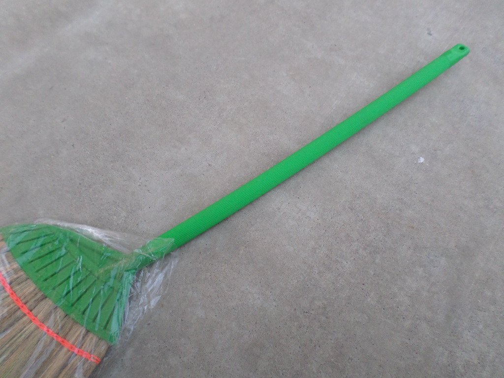 Vietnamese Soft Fan Straw Broom with Green Plastic Tube Handle (chổi lúa) 41 inch