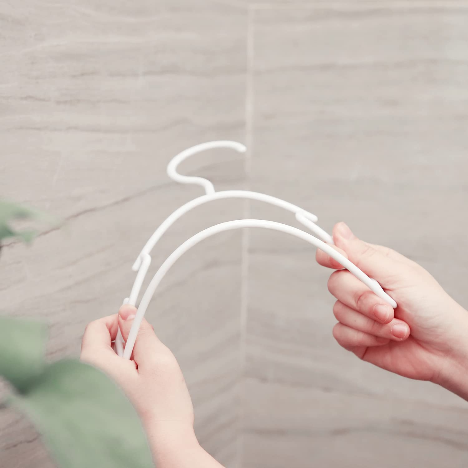 GoodtoU Plastic Kids Hangers, 60 Pack, White, Lightweight, Suitable for 0-6 Years, Holds Clothes and Organizes Closets