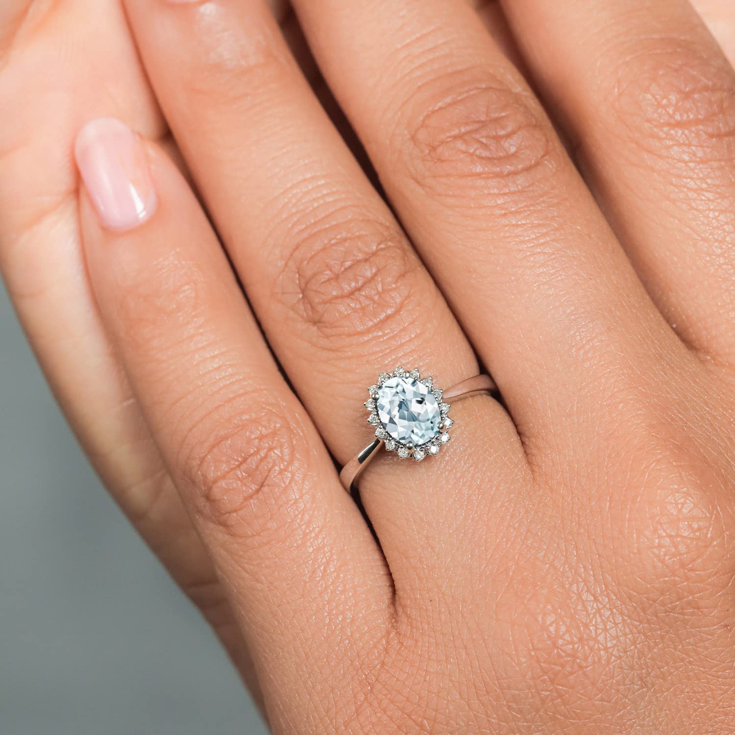 Gem Stone King 10K White Gold Sky Blue Aquamarine and Diamond Halo Engagement Ring For Women (1.25 Cttw, Oval 8X6MM, Size 9)