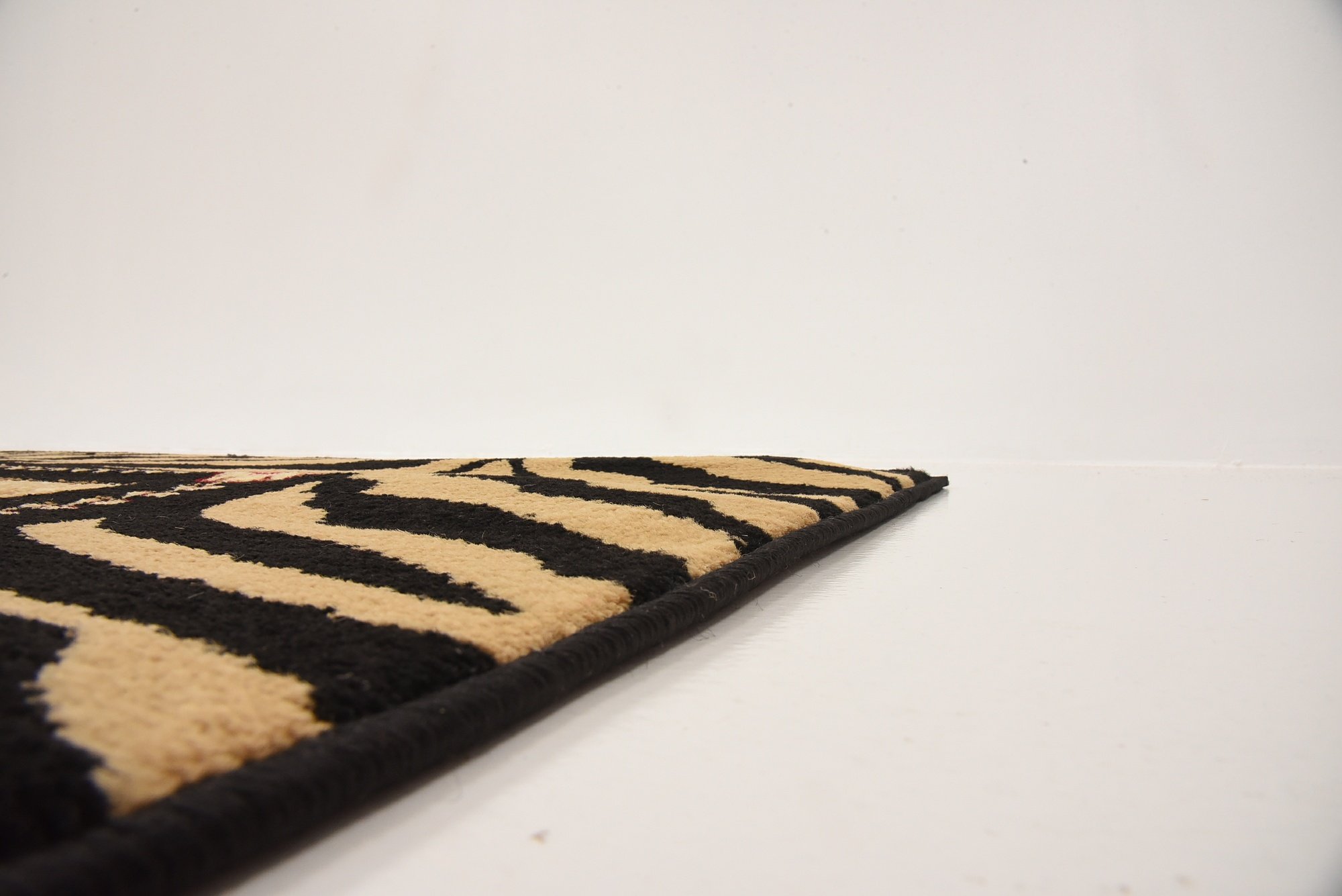 Unique Loom Wildlife Collection Animal Inspired with Tiger Bordered Design Area Rug, 9 ft x 12 ft, Light Brown/Black