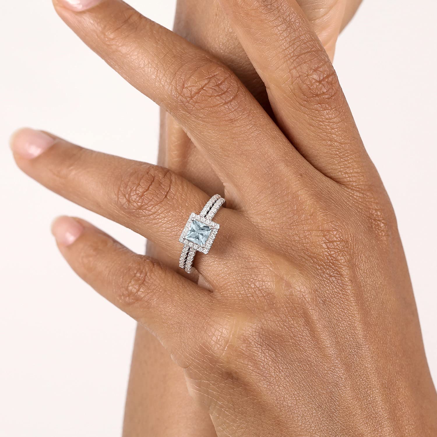 Gem Stone King 925 Sterling Silver Princess Sky Blue Aquamarine and White Moissanite Wedding Engagement Band Bridal Set Ring For Women (1.06 Cttw, Available In Size 5, 6, 7, 8, 9)