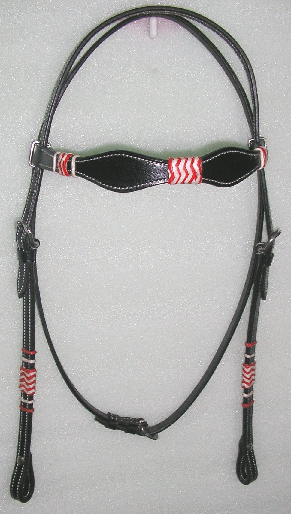 GSk Reitsports New Premium Leather Western Headstall White/red Raw Hide Knotted & Curved Brow Band Black