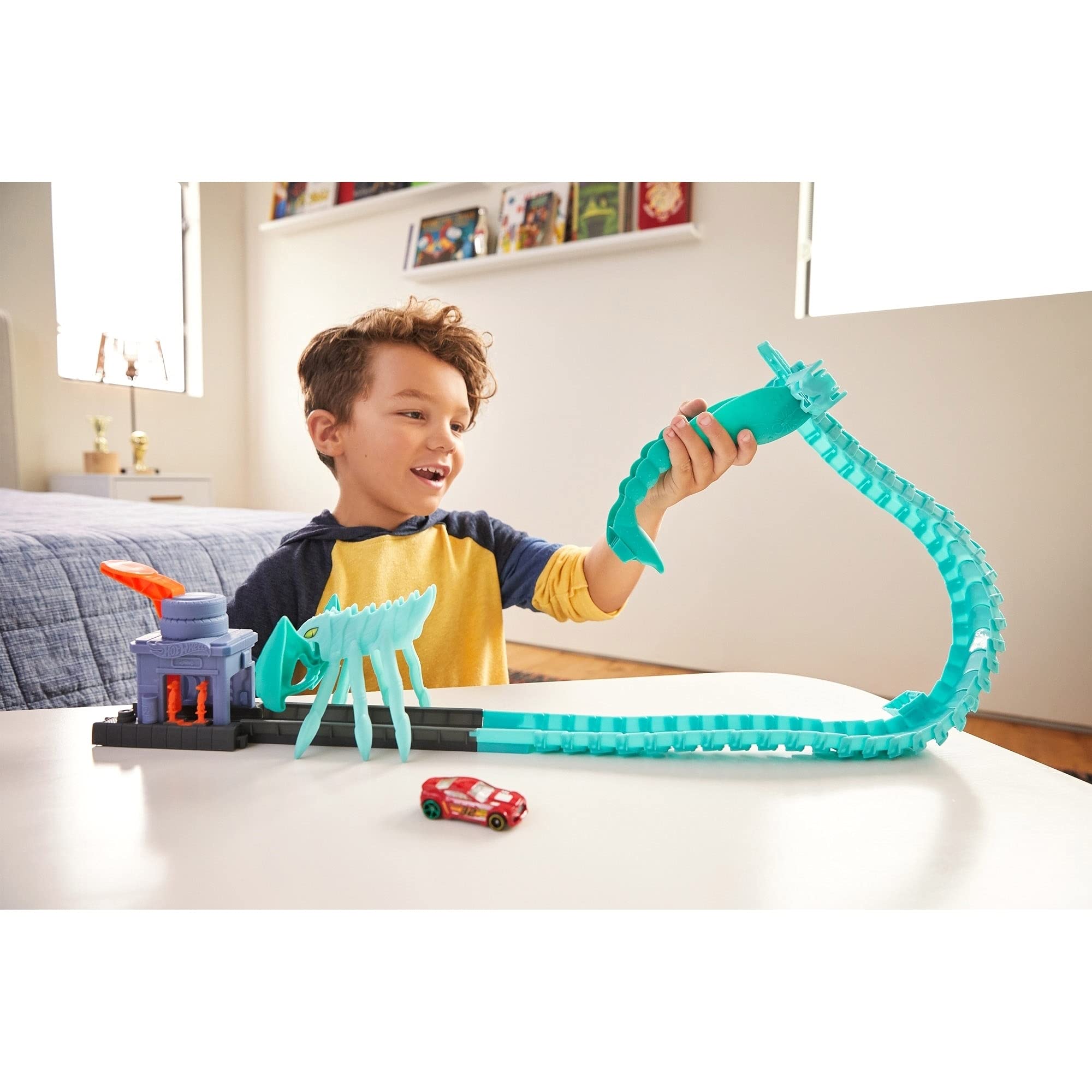 Hot Wheels Toxic Scorpion Attack Play Set for Kids 4 to 8 Years Old with One 1:64 Car, Nemesis Has Moving Claws Challenge & The Loop Tail Can Unroll into a Straight Track