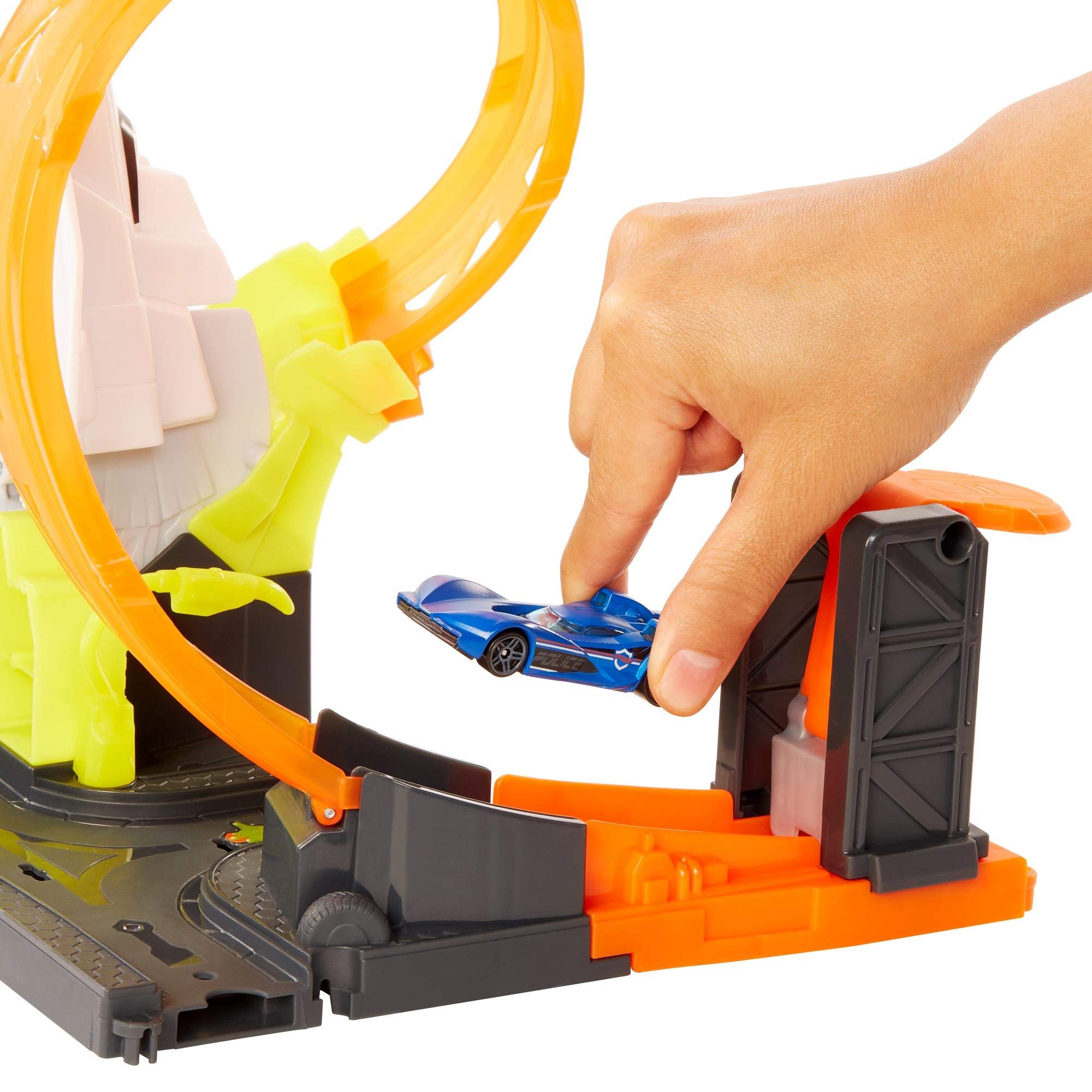 Hot Wheels Super Space Shuttle Launch Pad Set with Moving Shuttle, Kid-Powered Anti-Gravity Cab & One 1:64 Scale Car, Connects to Other Sets, for Kids 4-8 Years Old