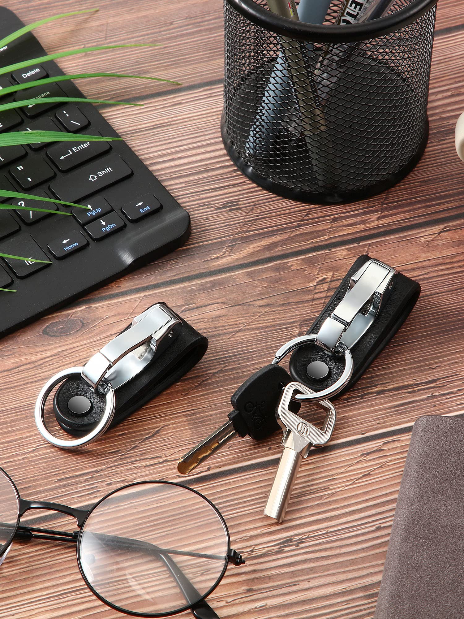 Hicarer 4 Pieces Leather Belt Loop Keychains Vintage Artificial Leather Key Ring Holder Belt Key Chain Detachable Key Rings for Men