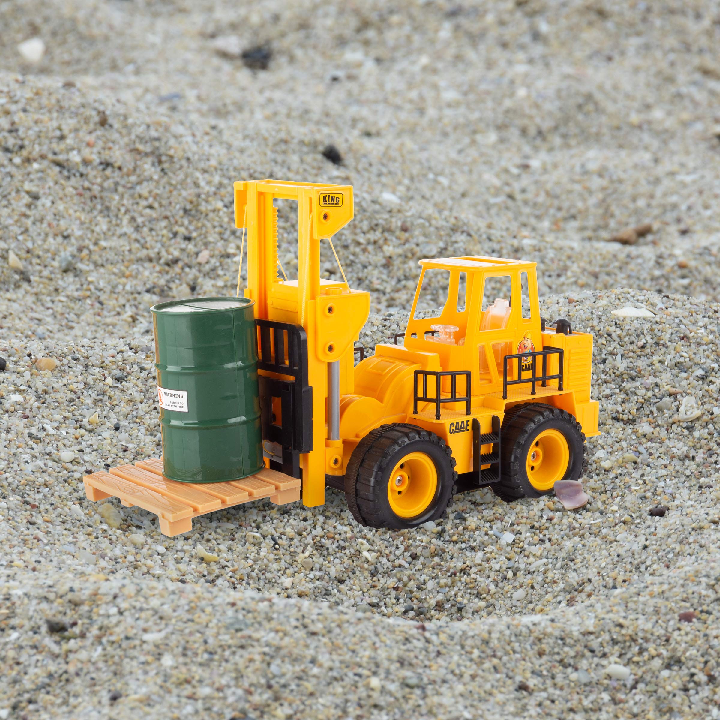 Hey! Play! Remote Control Toy Forklift– 1:24 Scale, Fully Functional RC Fork Truck with Lights and Sound, Includes Pallet, Pretend Barrel for Kids,Brown/a