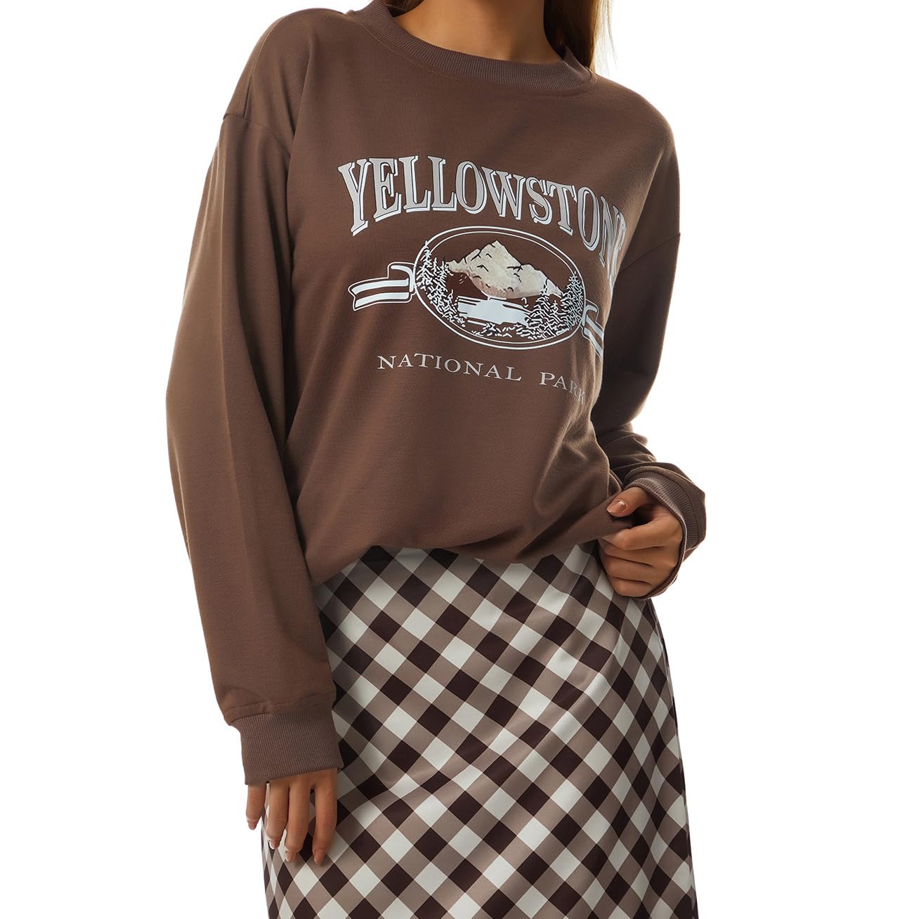 KOSUSANILL Women Graphic Crewneck Sweatshirt Y2k E Girl Aesthetic Vintage Printed 90s Streetwear Casual Long Sleeve Going Out Tops Pullover (Brown Letter, Large)