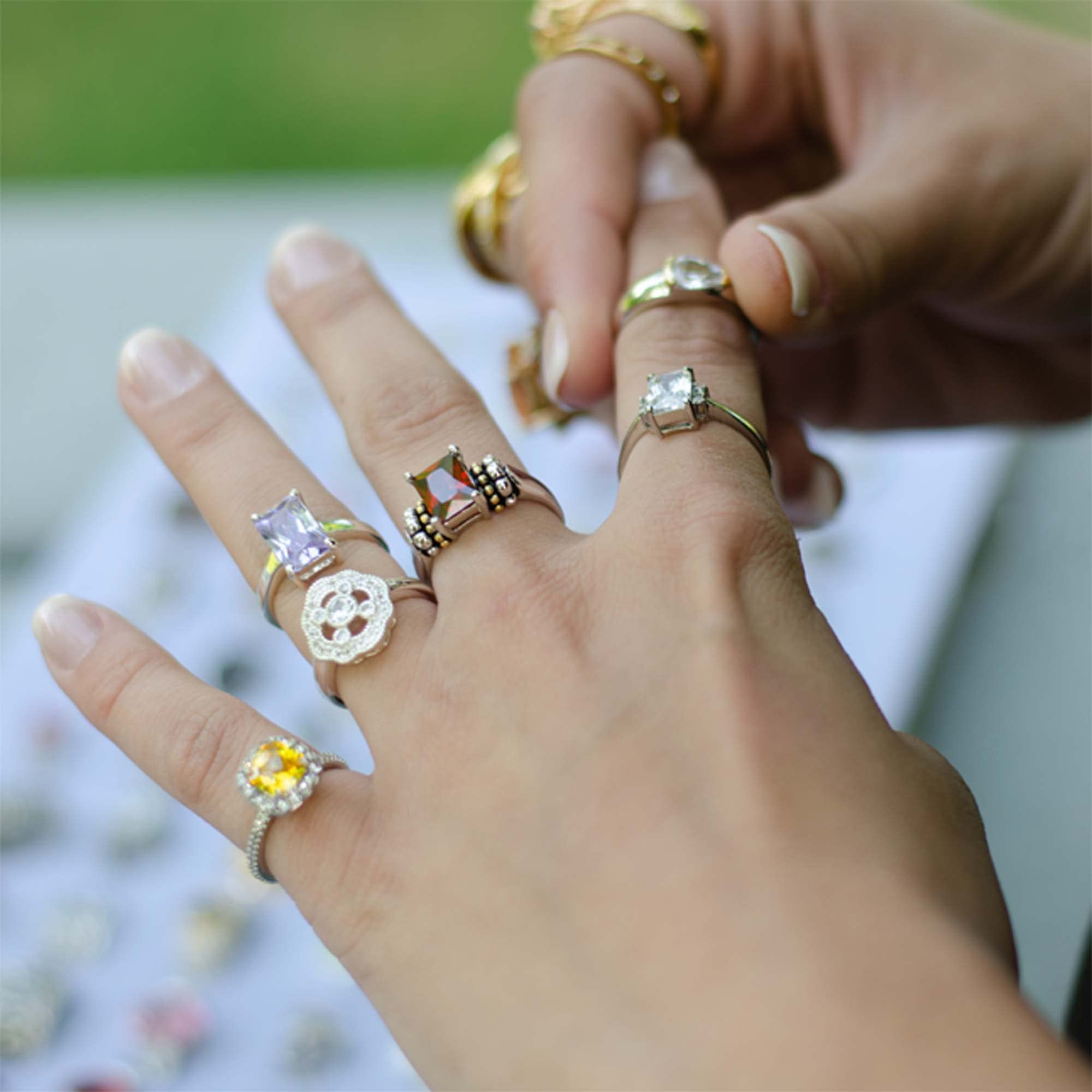 LookLove 25 Pcs Womans Ring Gold And Silver Single Size Bulk Variety Pack Womens Rings Set (Mixed Silver And Gold, 8)