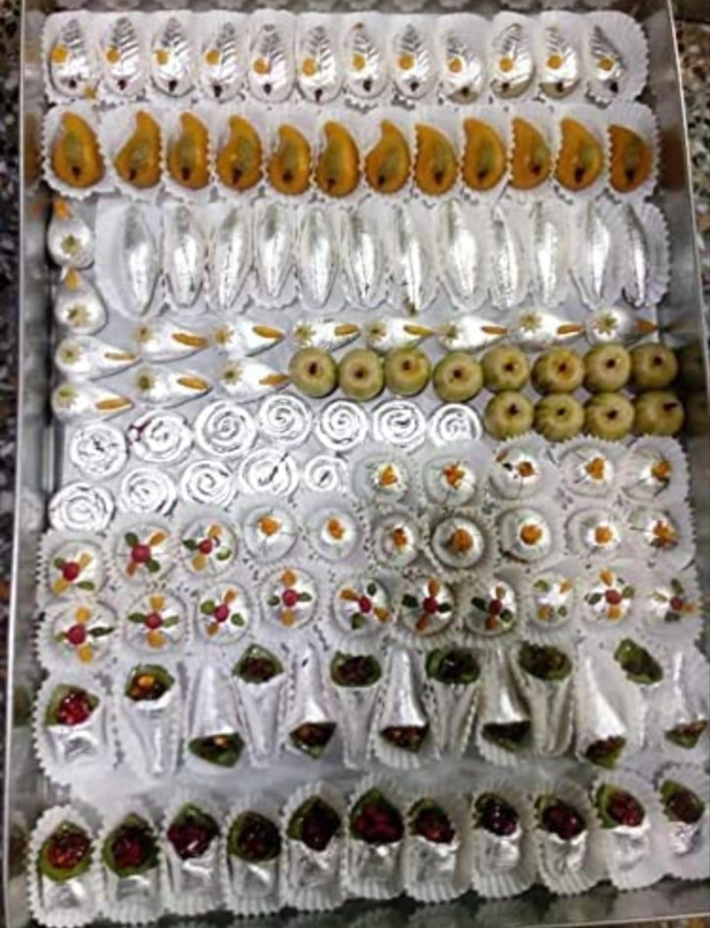 GLC Gold Leaf Silver Leaf, 99.9% Pure Silver Leaf Varakh Foils 50pcs 7 x 5 inch for Sweets Deco,Cake Baking,Chocolate,Supari,Serums,Ayurvedic Medicine,Decoration,Beauty Face Kits,Painting Art Crafts_