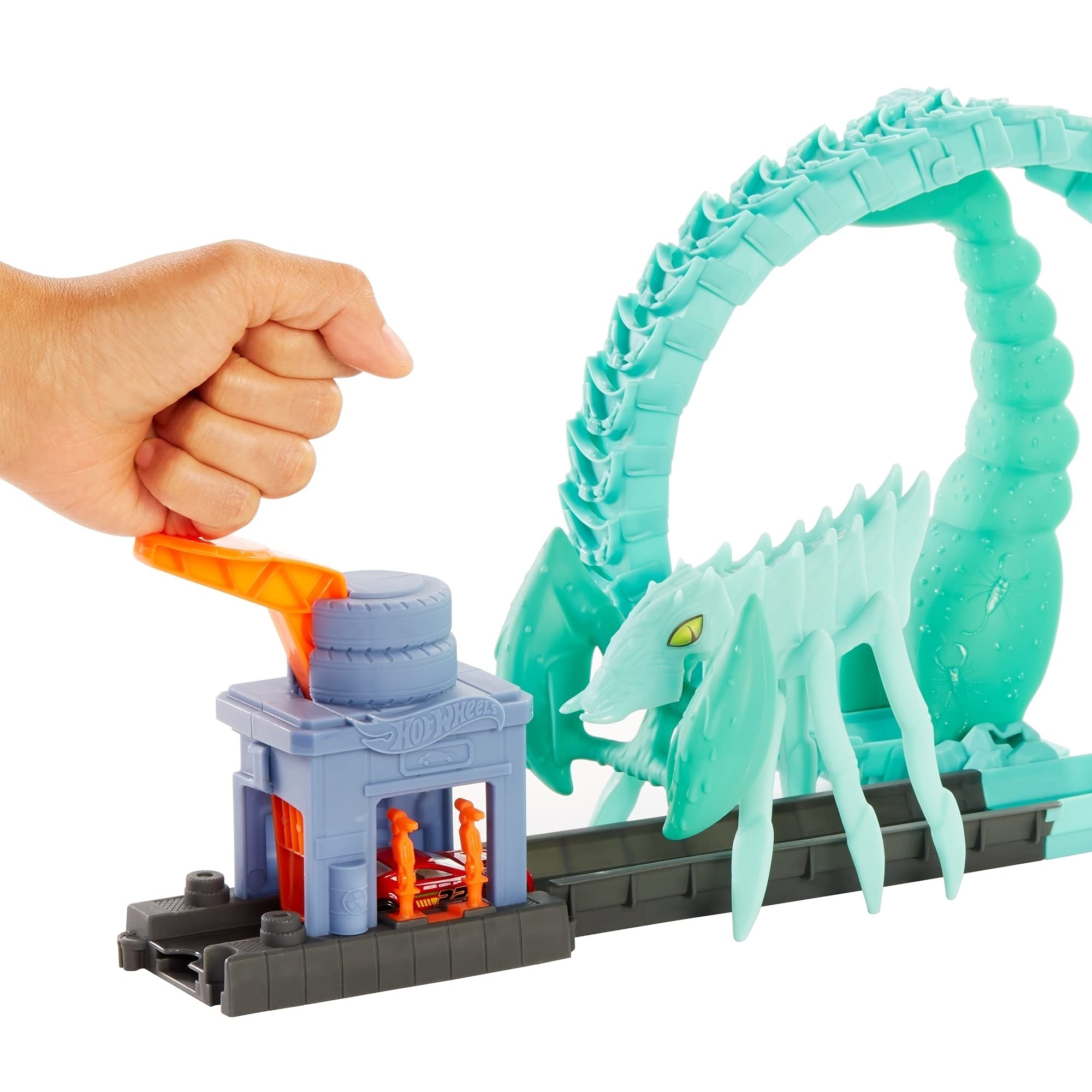 Hot Wheels Toxic Scorpion Attack Play Set for Kids 4 to 8 Years Old with One 1:64 Car, Nemesis Has Moving Claws Challenge & The Loop Tail Can Unroll into a Straight Track