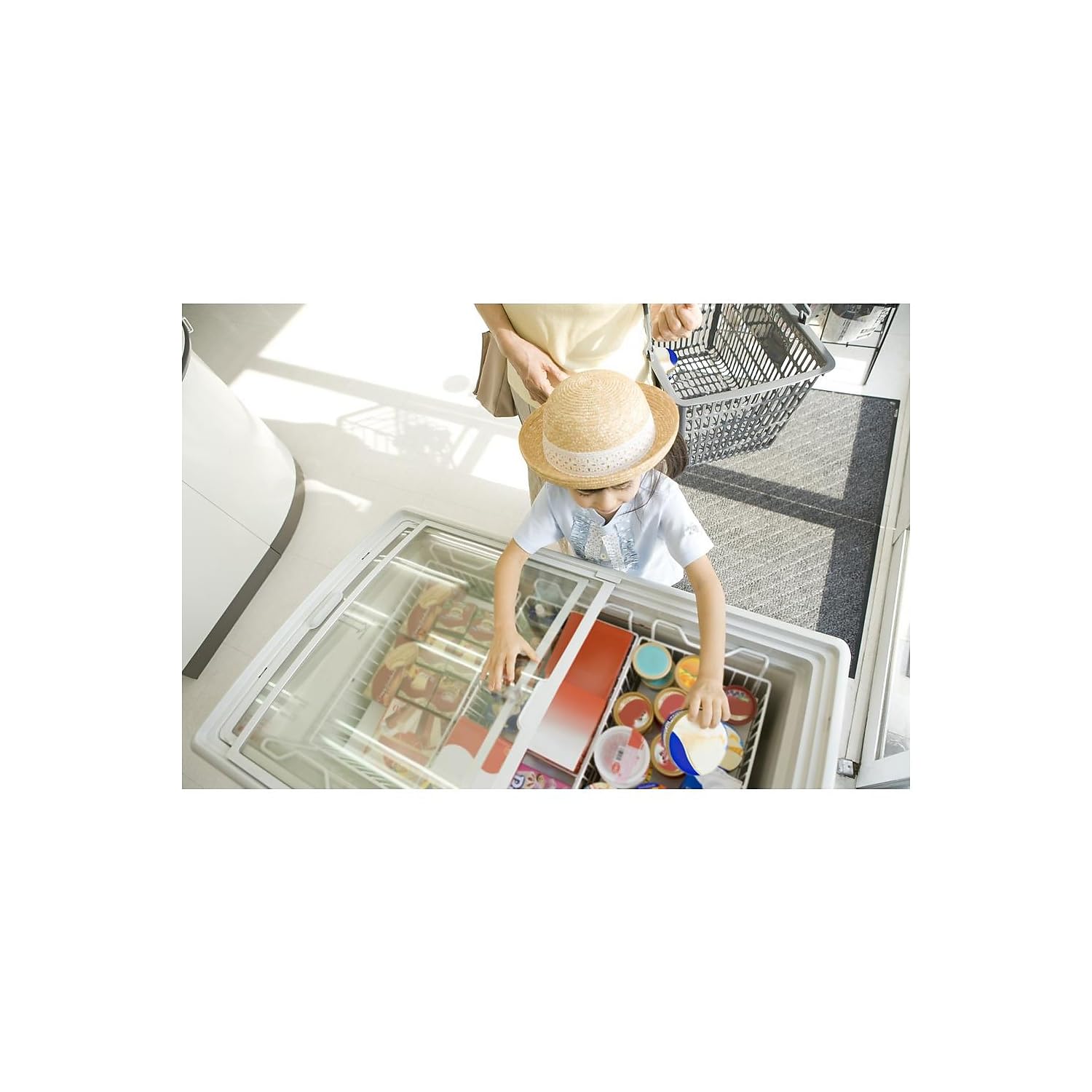 Premium Levella 5.9 cu ft Chest Freezer with Curved Glass Top in White