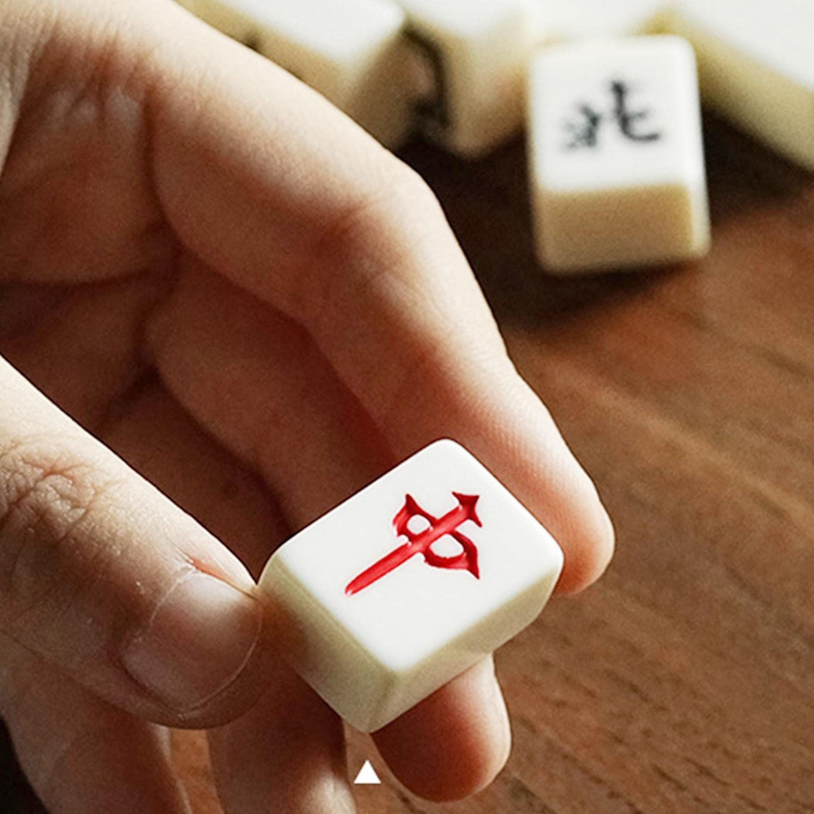 Mahjong Game Set, Chinese Traditional Mah Jong Game Set with 144 Mini Tiles, White Engraved Mini Tiles for Family Gathering Leisure Time