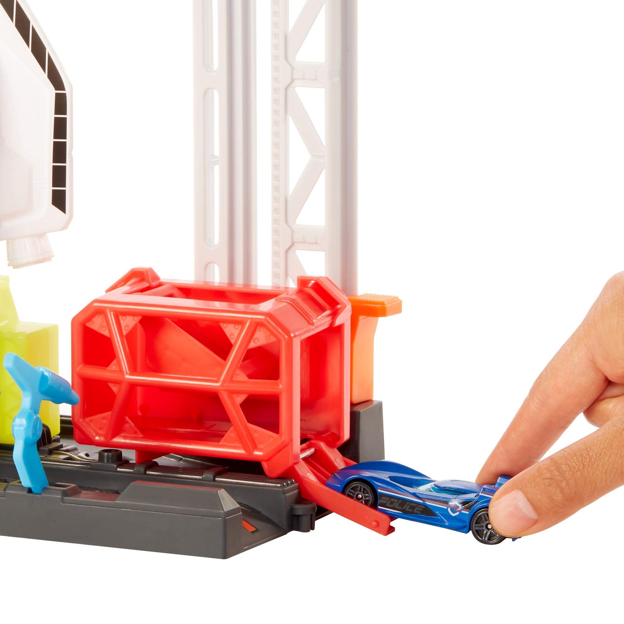 Hot Wheels Super Space Shuttle Launch Pad Set with Moving Shuttle, Kid-Powered Anti-Gravity Cab & One 1:64 Scale Car, Connects to Other Sets, for Kids 4-8 Years Old