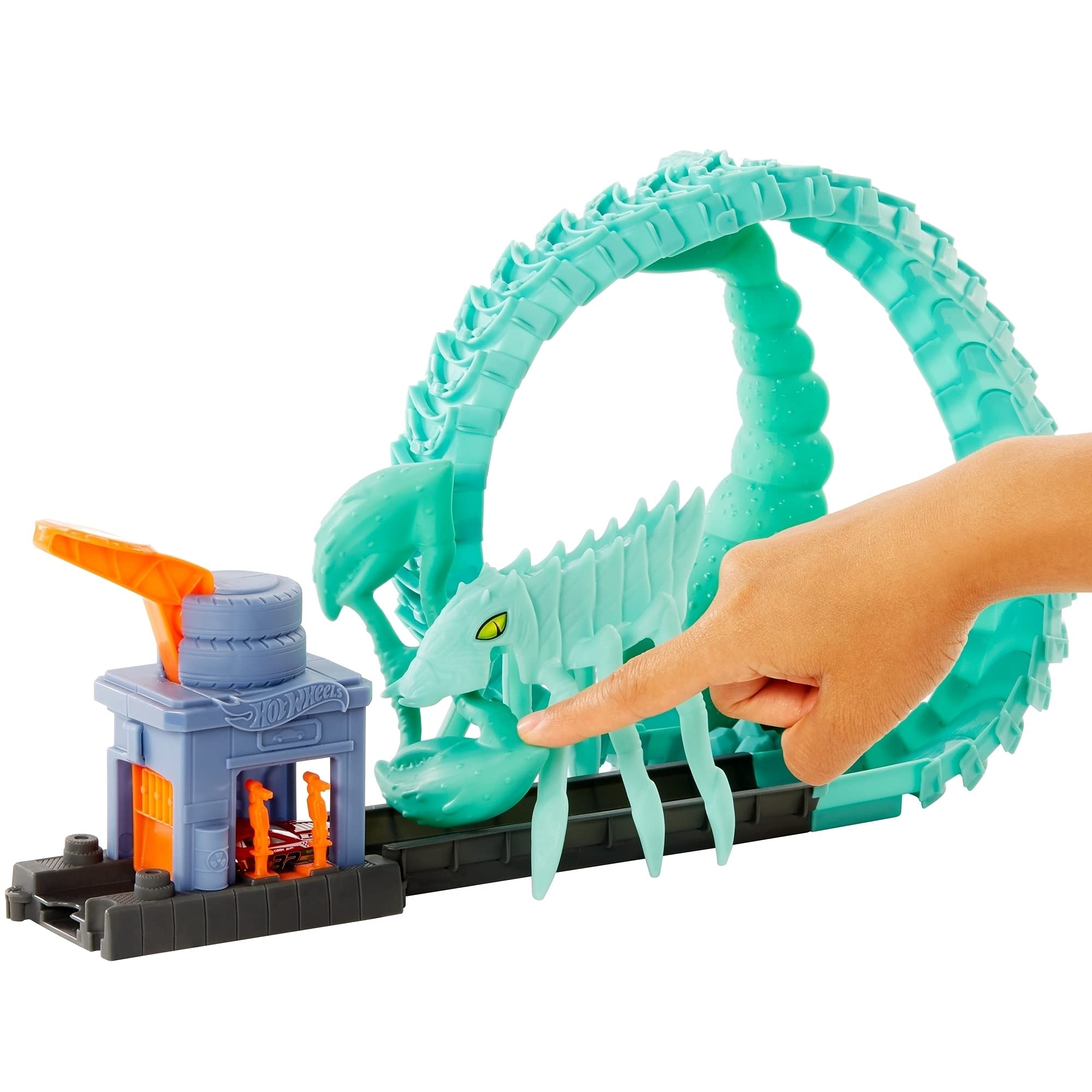 Hot Wheels Toxic Scorpion Attack Play Set for Kids 4 to 8 Years Old with One 1:64 Car, Nemesis Has Moving Claws Challenge & The Loop Tail Can Unroll into a Straight Track