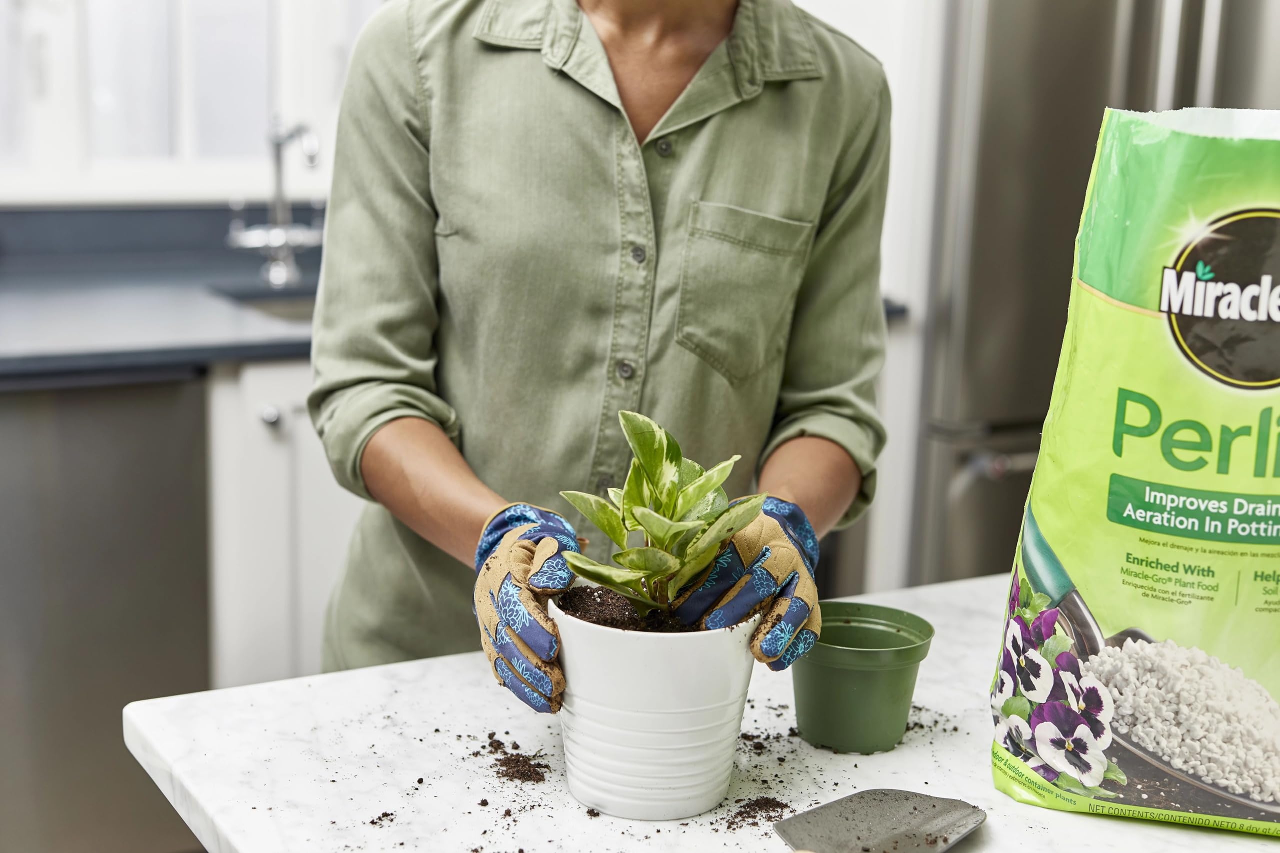 Miracle-Gro Perlite, Enriched with Plant Food, Improves Drainage and Aeration in Potting Mixes, For Container Plants, 8 qt., 3-Pack