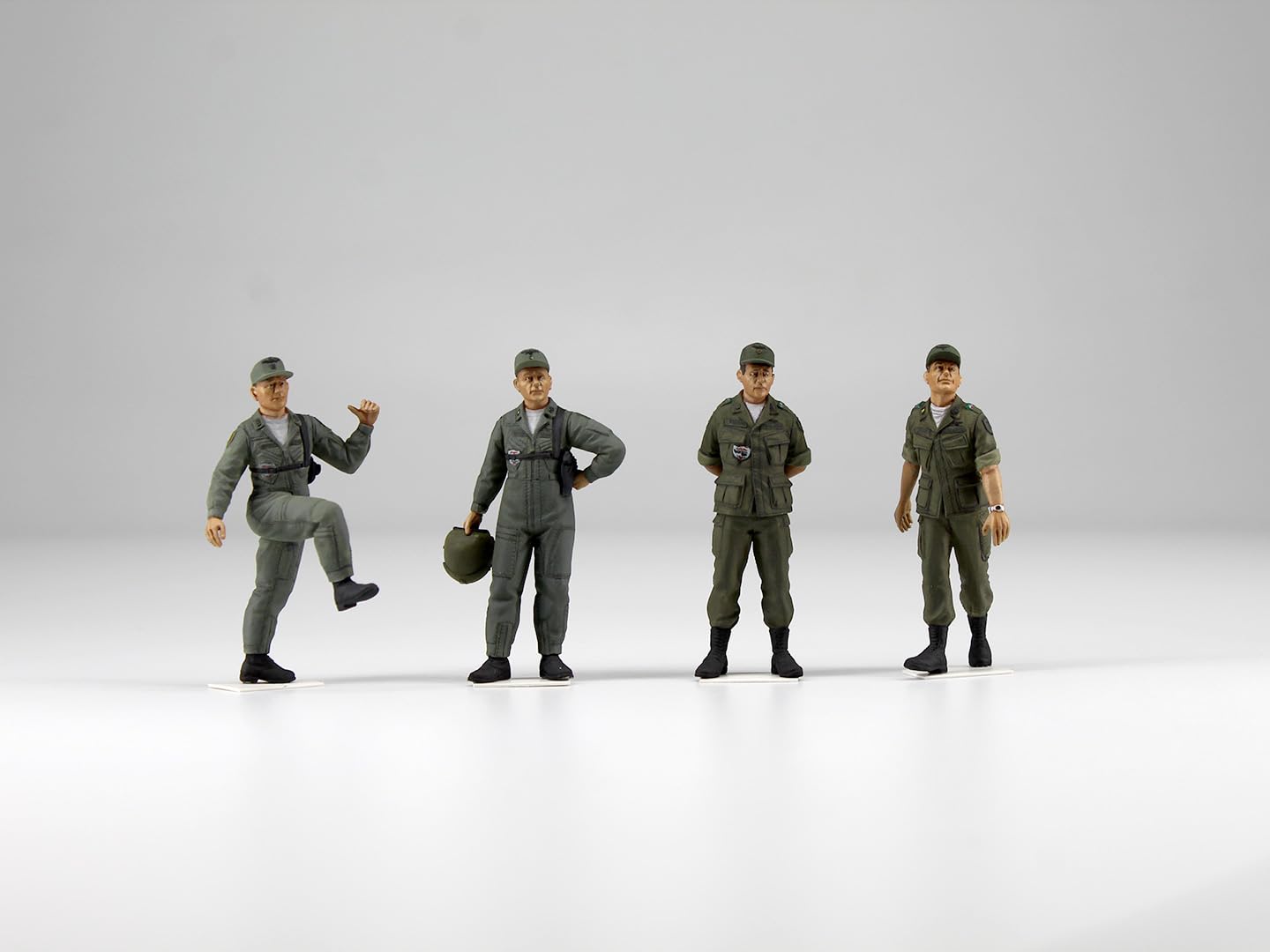 ICM 53101 - US Helicopter Pilots (1960s-1970s) (100% New molds) - Scale 1:35