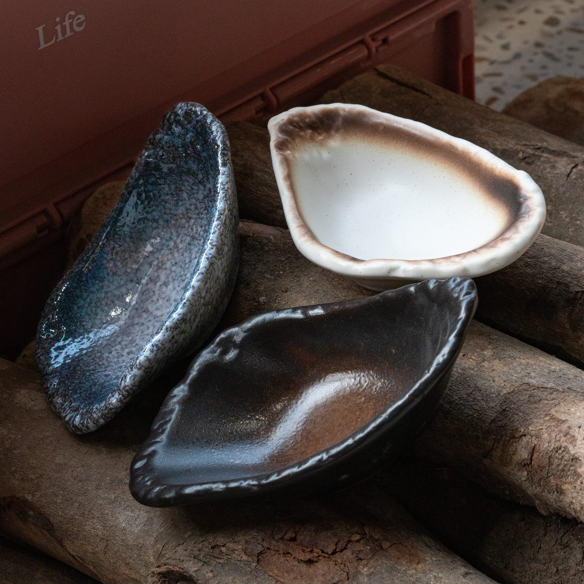 LINXUXIE Ceramic Spoon Rest for Stove Top, 3 PCS Shell-Shaped Stable Glaze Sauce Tray Fruits Dish Porcelain Utensil Spoon Holder for Kitchen Counter Dining Table Decor Easy Clean (NO.1)