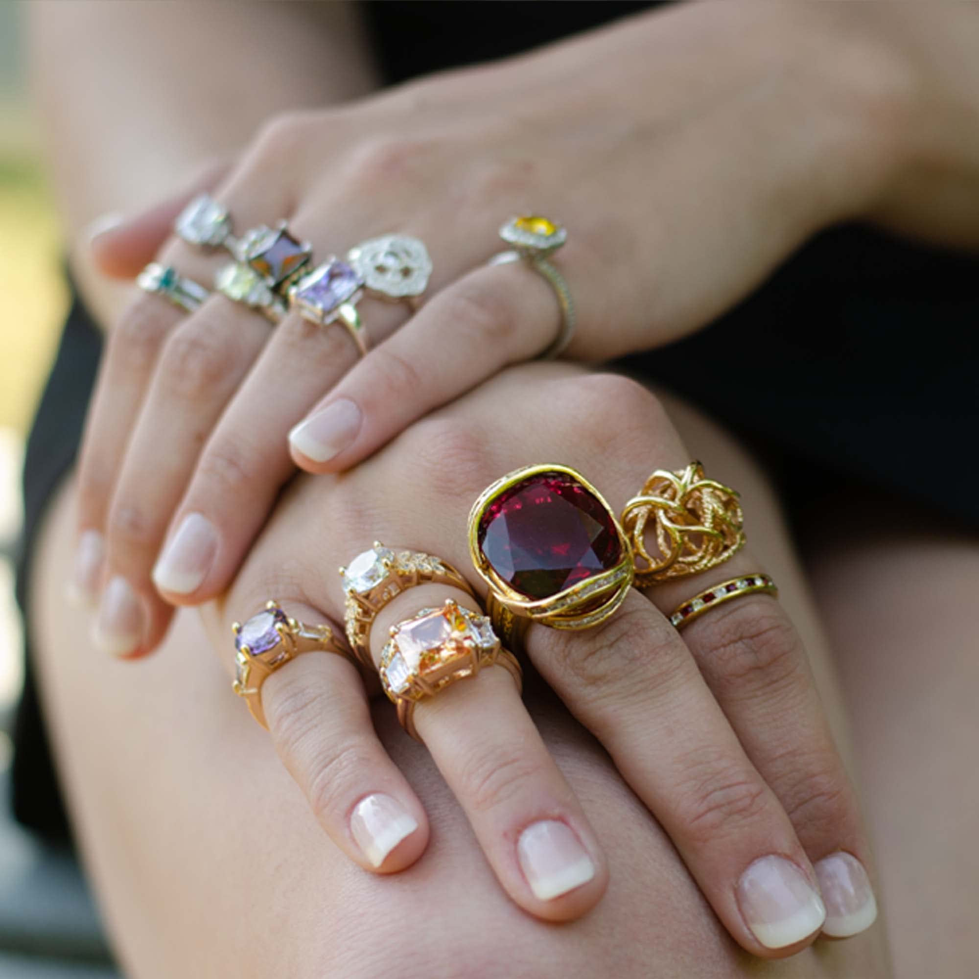 LookLove 25 Pcs Womans Ring Gold And Silver Single Size Bulk Variety Pack Womens Rings Set (Mixed Silver And Gold, 8)