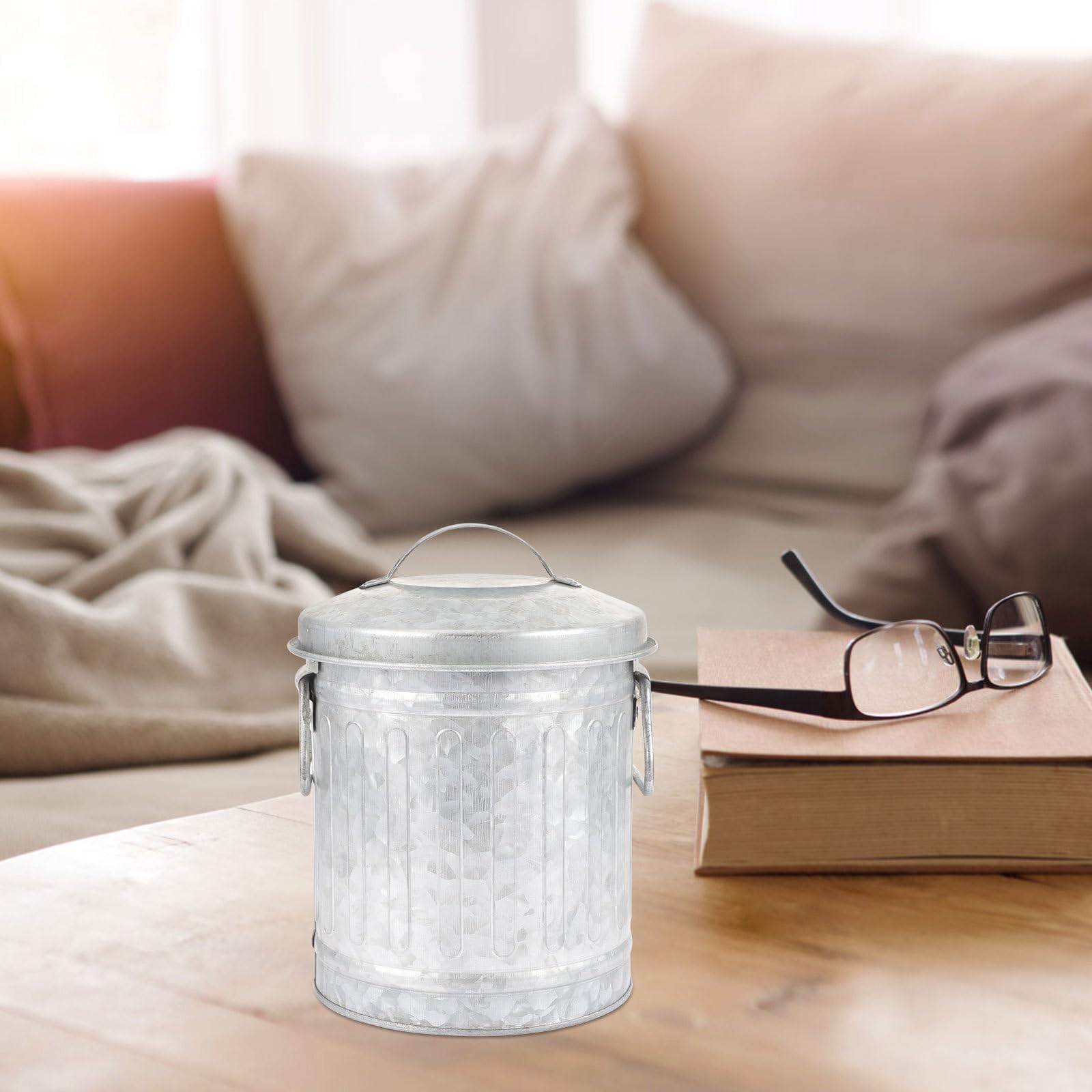 WRITWAA 1Pc Creative Desktop Iron Wastebasket, Decorative Bucket Shaped Rubbish Bin with Cover, Small Trash Bin Bedside Garbage Can Trash Bin for Vanity, Bedroom, Kitchen