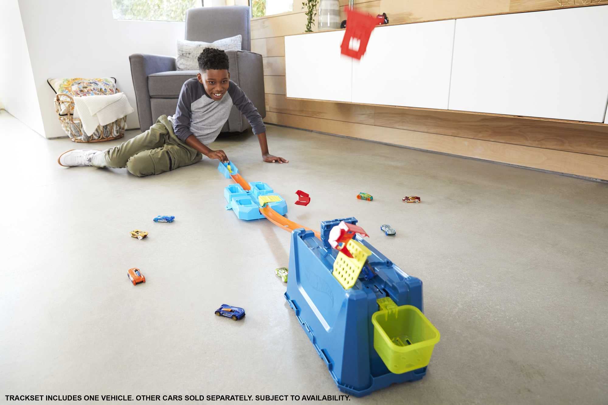 Hot Wheels Track Builder Unlimited Stunt Crash Box Playset with 18 Building Components in Storage Box with Lid & One 1:64 Scale Hot Wheels Car, Awesome Gift for Kids 6 to 12 Years Old
