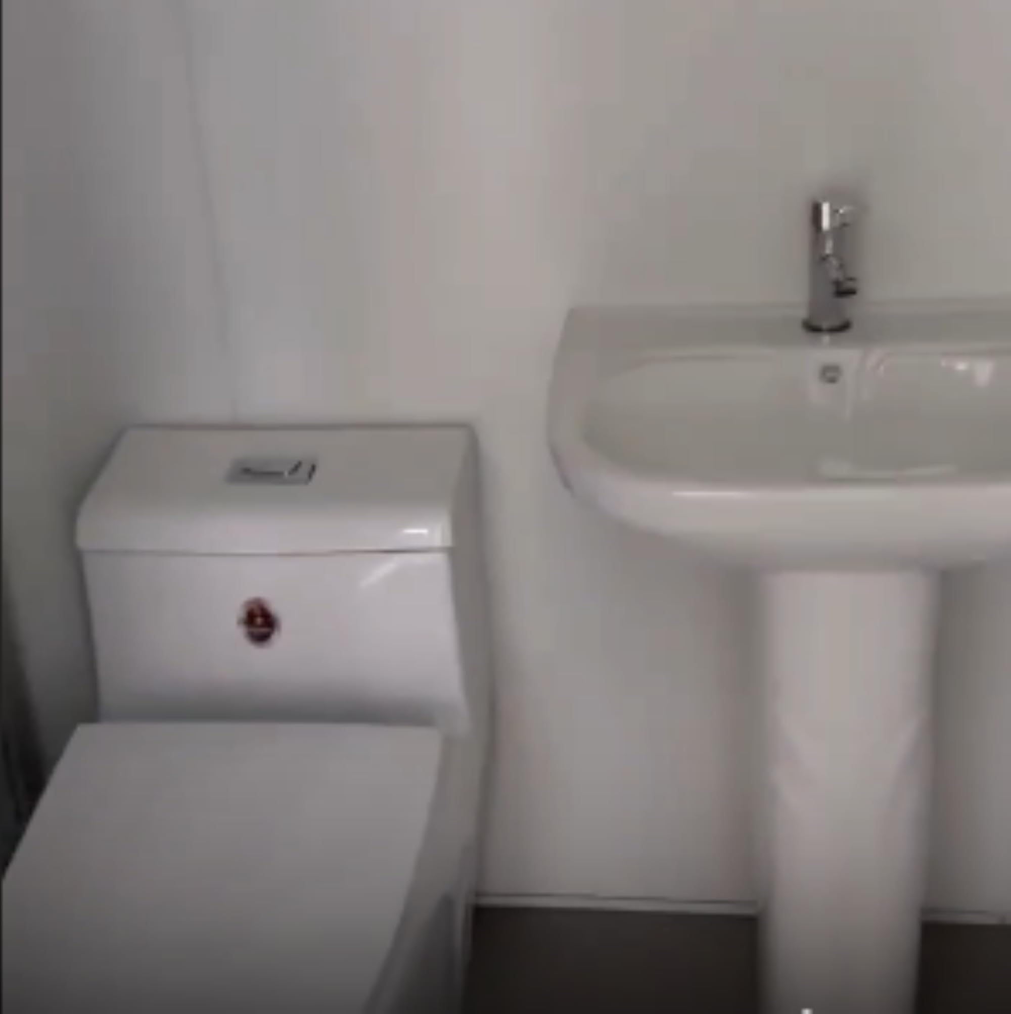 Portable Container Tiny House. Prefab 20ft Home with Bathroom. Container Movable House .Can be Used as a Warehouse, Office, Storage and Guest House, Luxury Bathroom & Shower (with Airconditioning)