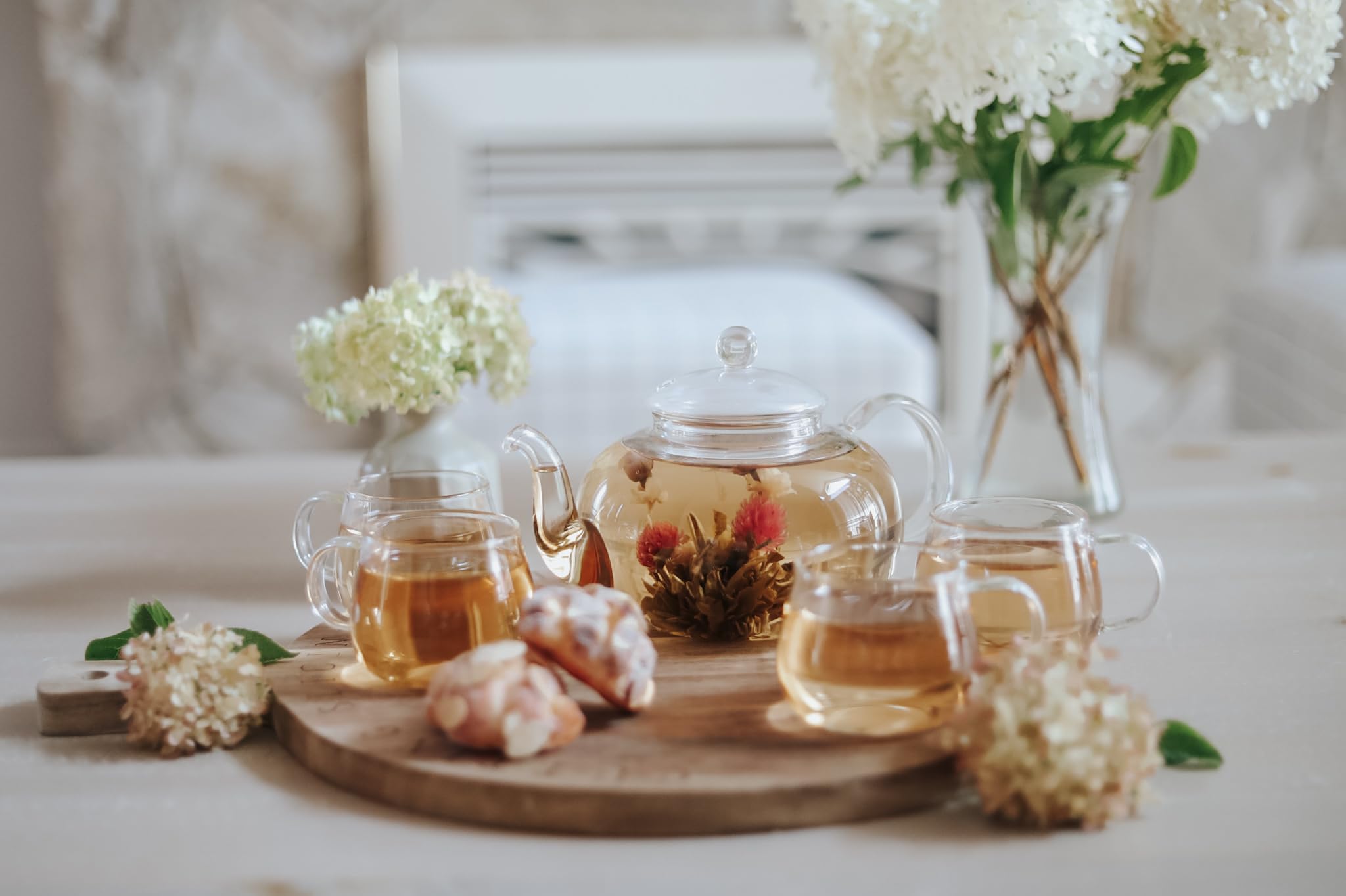 Teabloom Heatproof Glass Teapot Set with Removable Loose Tea Infuser (Standard Size: 32oz/946ml) and Four Borosilicate Glass Teacups (7oz/207ml) - Lead-free Blossoms Glass Tea Set