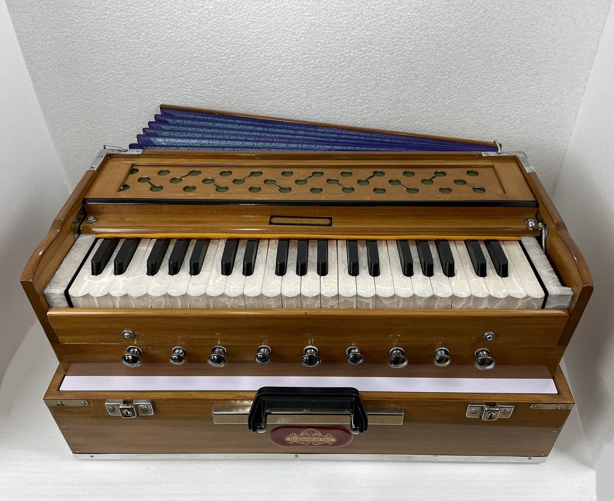 HARMONIUM. ITEM LOCATED IN THE USA. SHIPS WITHIN 24 HOURS. BROWN FOLDING