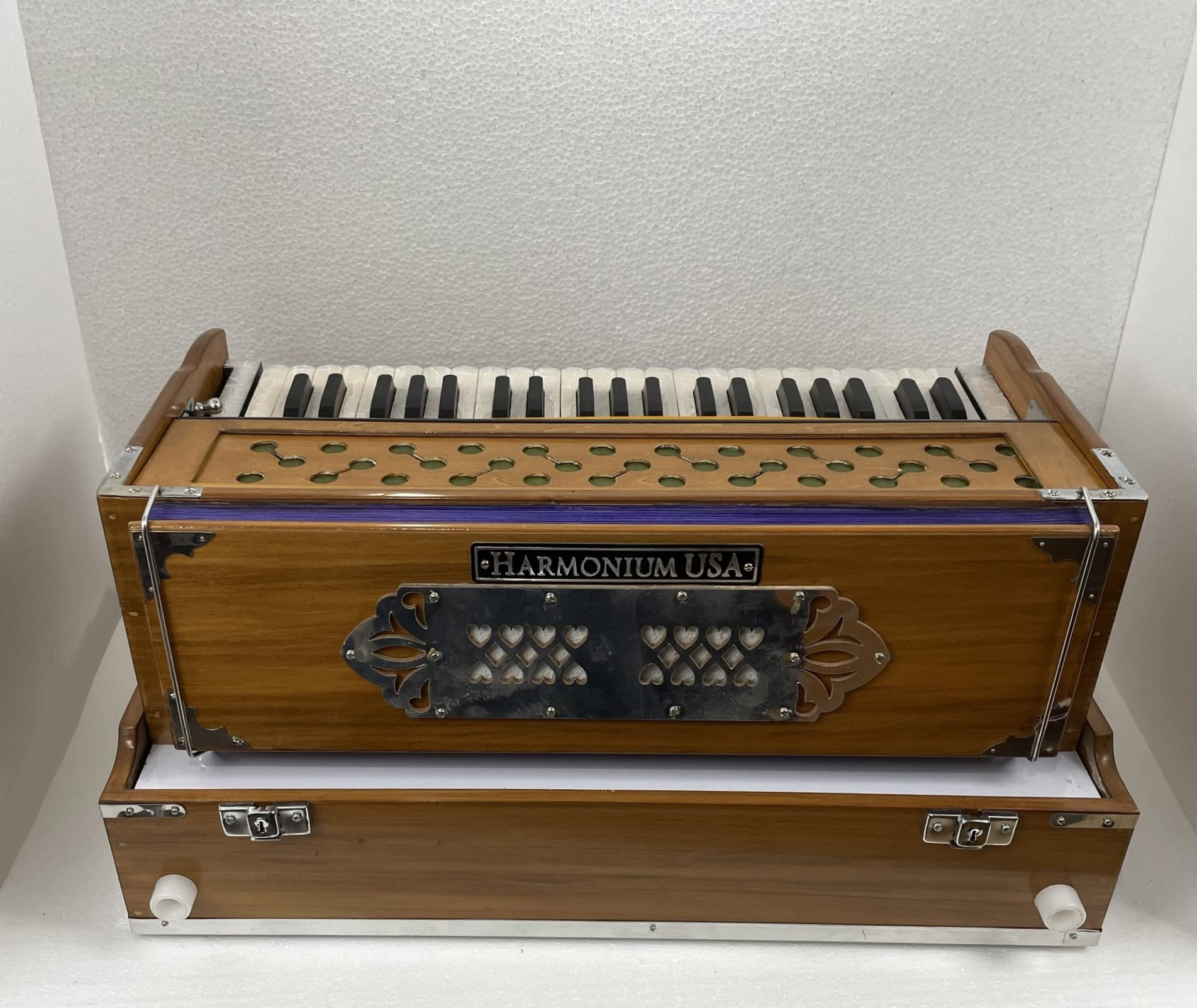 HARMONIUM. ITEM LOCATED IN THE USA. SHIPS WITHIN 24 HOURS. BROWN FOLDING
